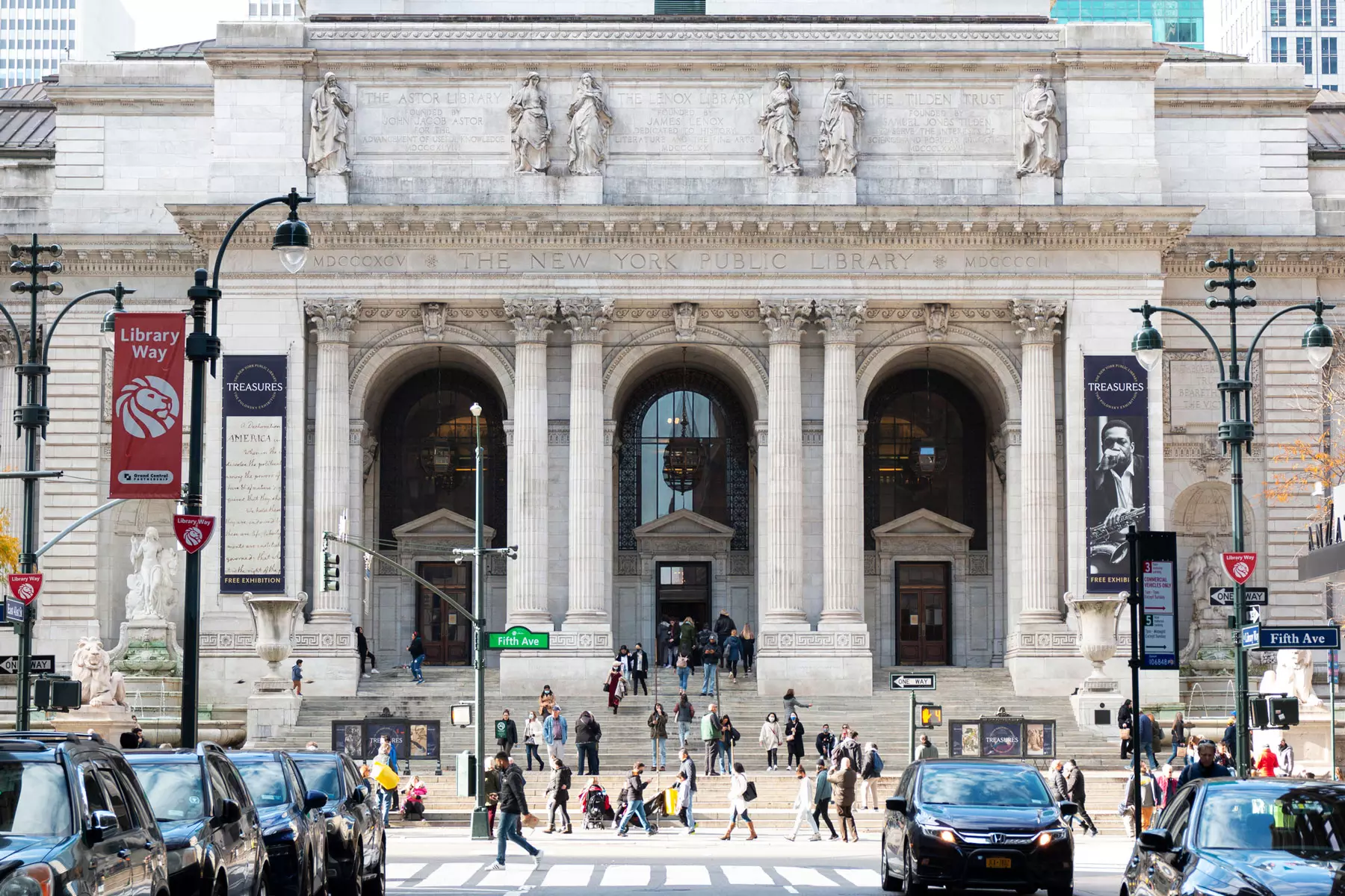 Nakatingin sa isang sie street sa gusali ng New York Public Library at mga hakbang kasama ng mga taong naglalakad sa 5th Avenue sa New York City.