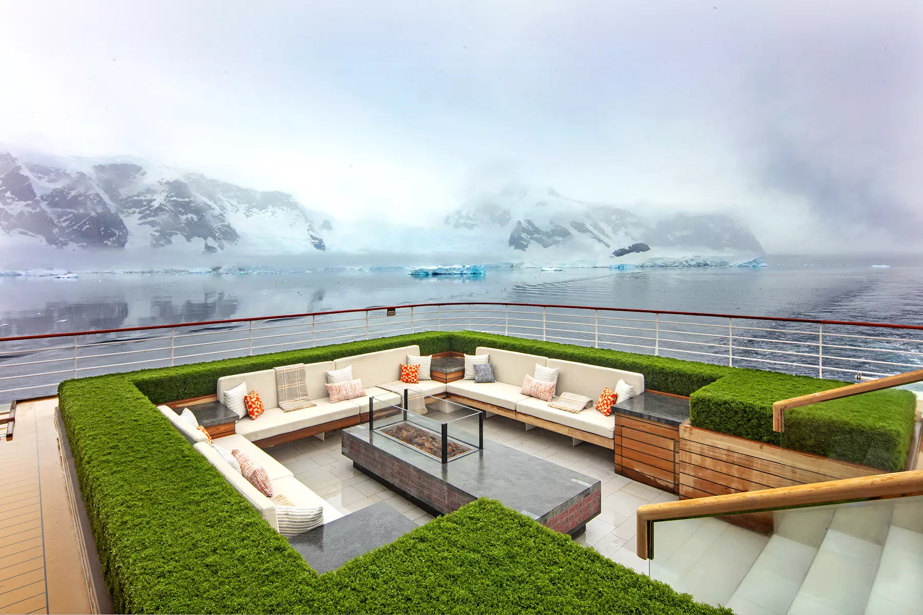 Usa ka lounge deck sa Viking Octantis nga naglawig sa mga glacier sa Antarctica