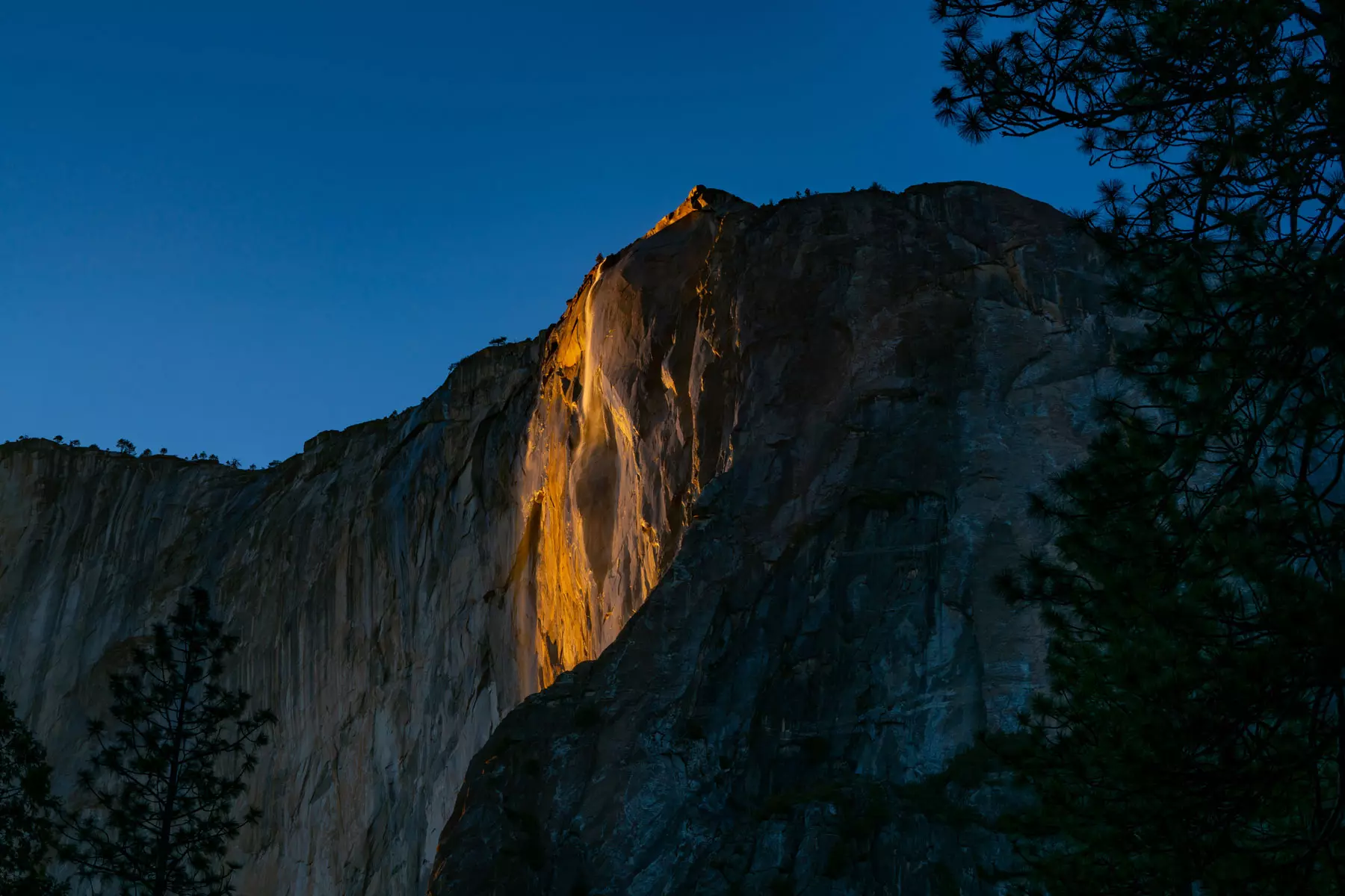 2021-yil 24-fevralda Kaliforniyaning Yosemit shahrida pushti rangda tugaydigan Horsetail Falldagi Yosemit olovi tabiiy hodisasining umumiy koʻrinishi.