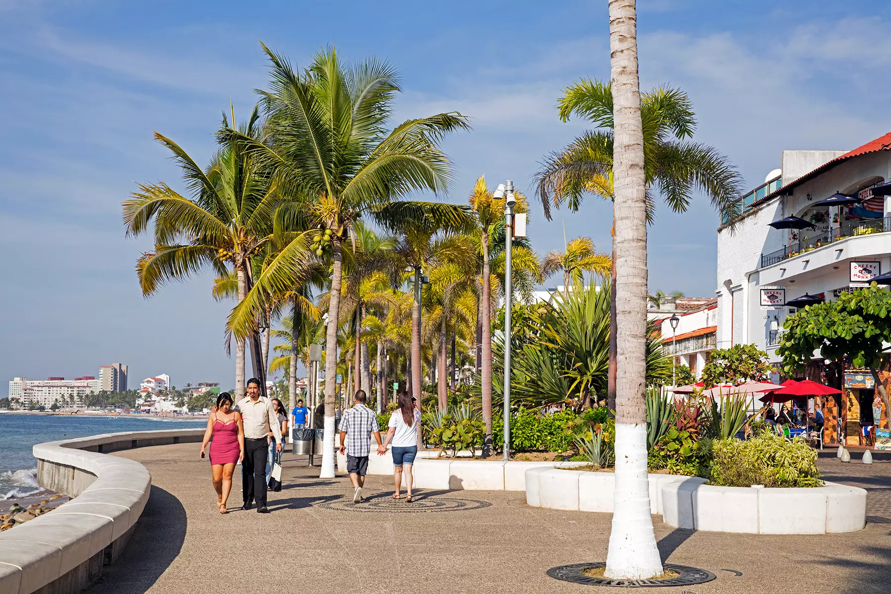 Turişti mexicani care se plimbă de-a lungul Malec—n, esplanada din oraşul Puerto Vallarta