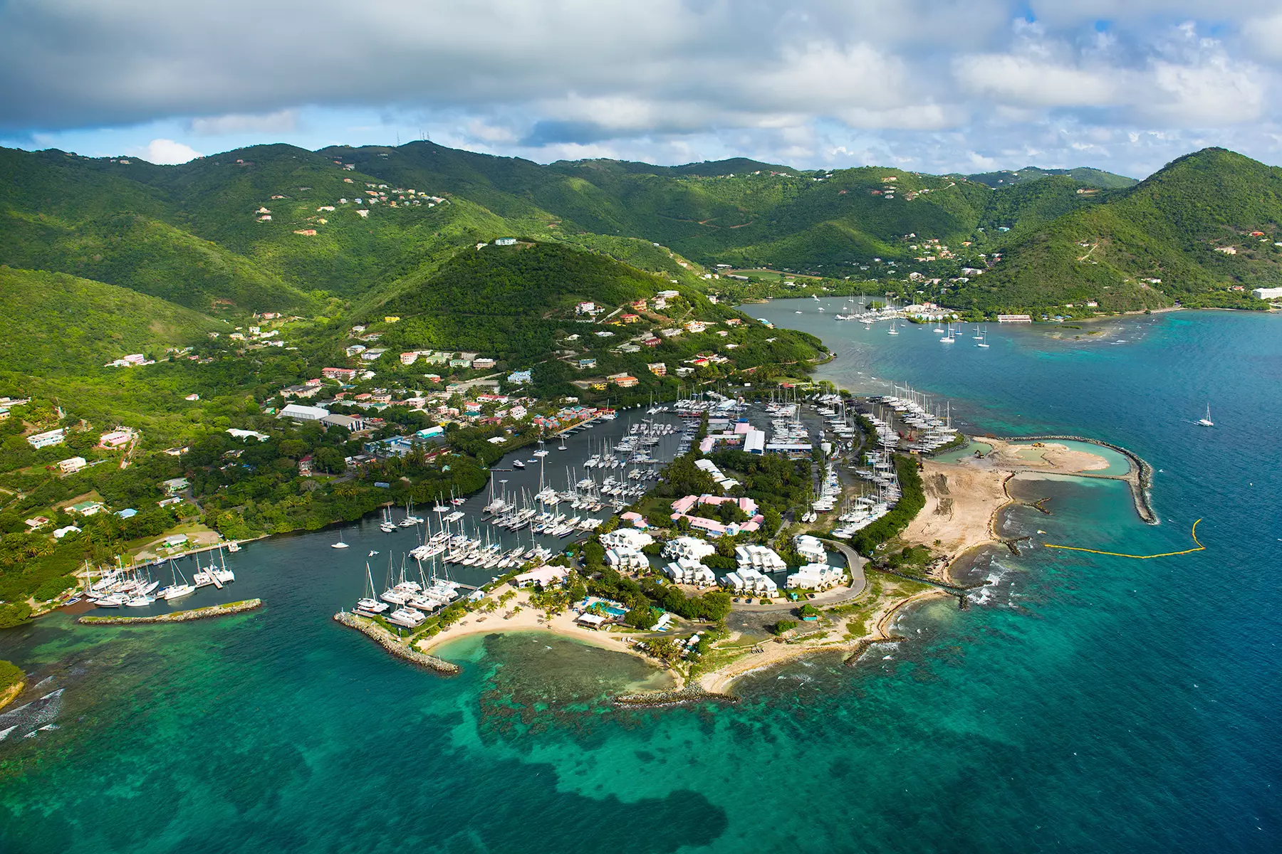 Lugfoto van Nanny Cay, Tortola, Britse Maagde-eilande