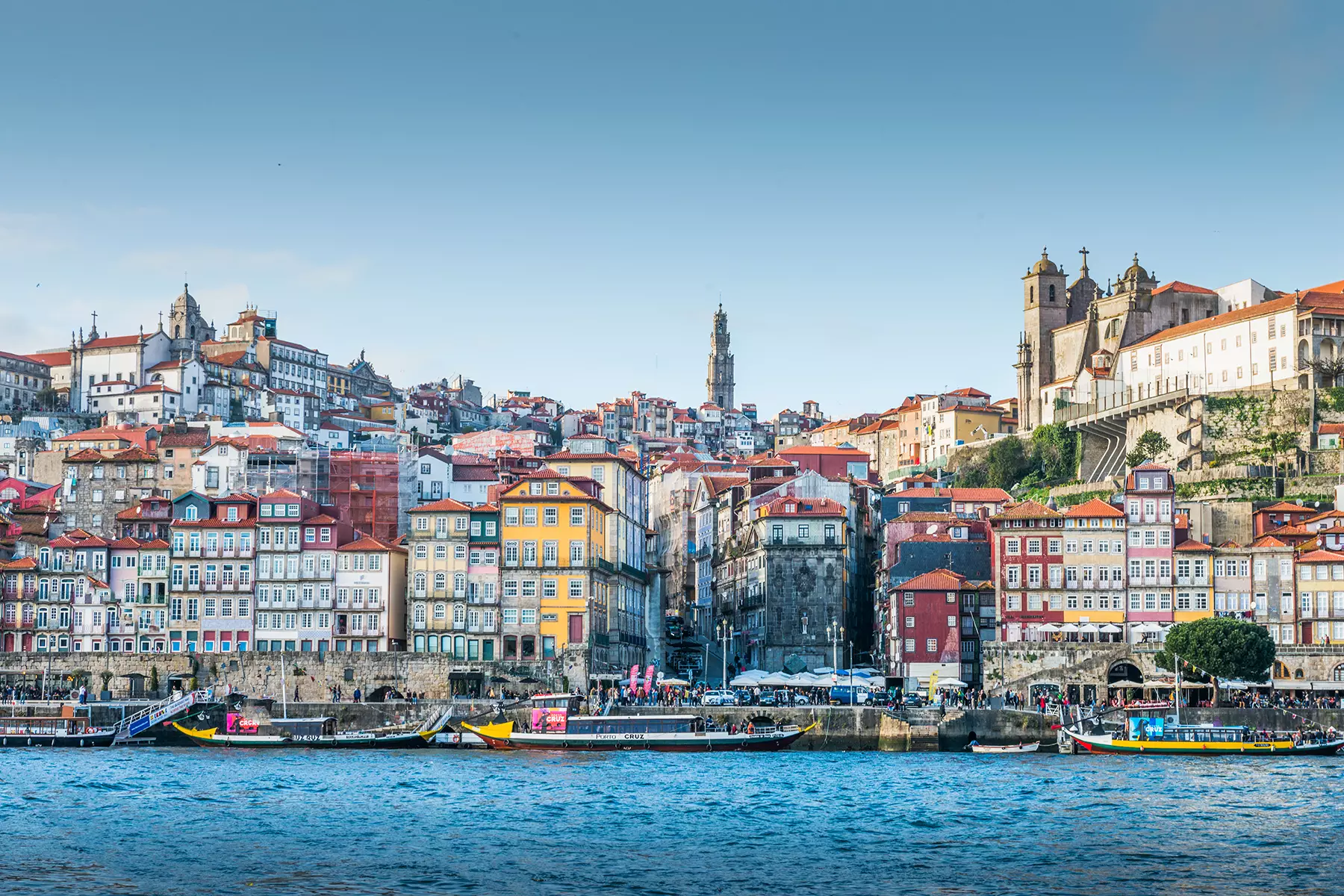 Porto City와 Douro 강에서 포트 와인 배입니다.