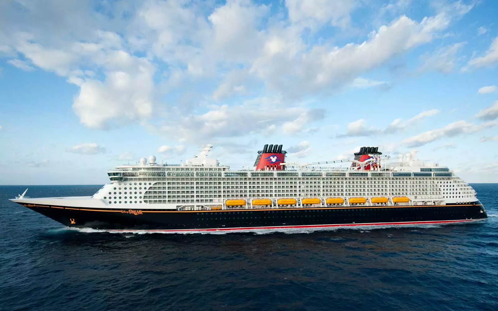 Exterior del vaixell de creuer Disney Dream