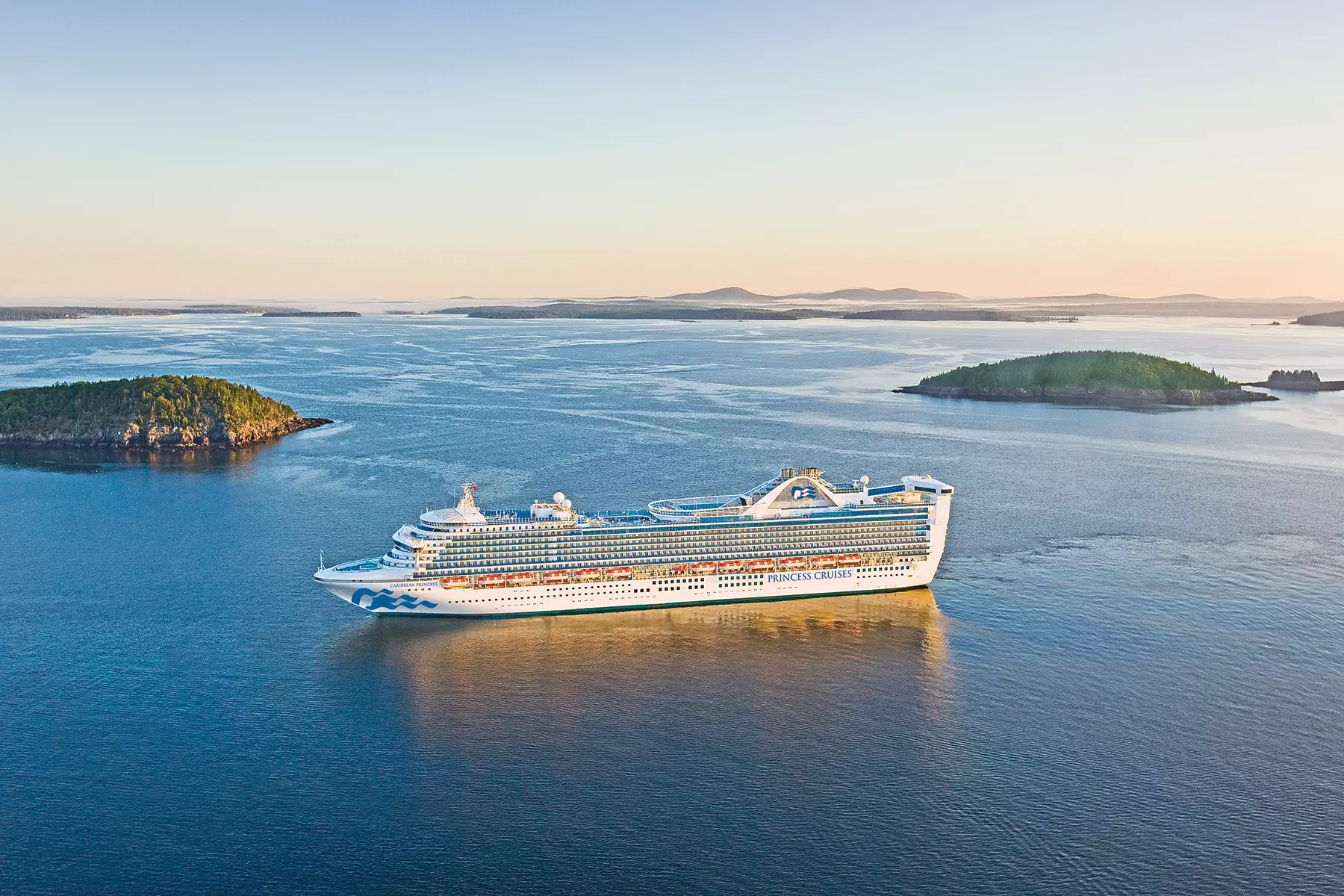 The Caribbean Princess With Livery seiler gjennom Bar Harbor, Maine