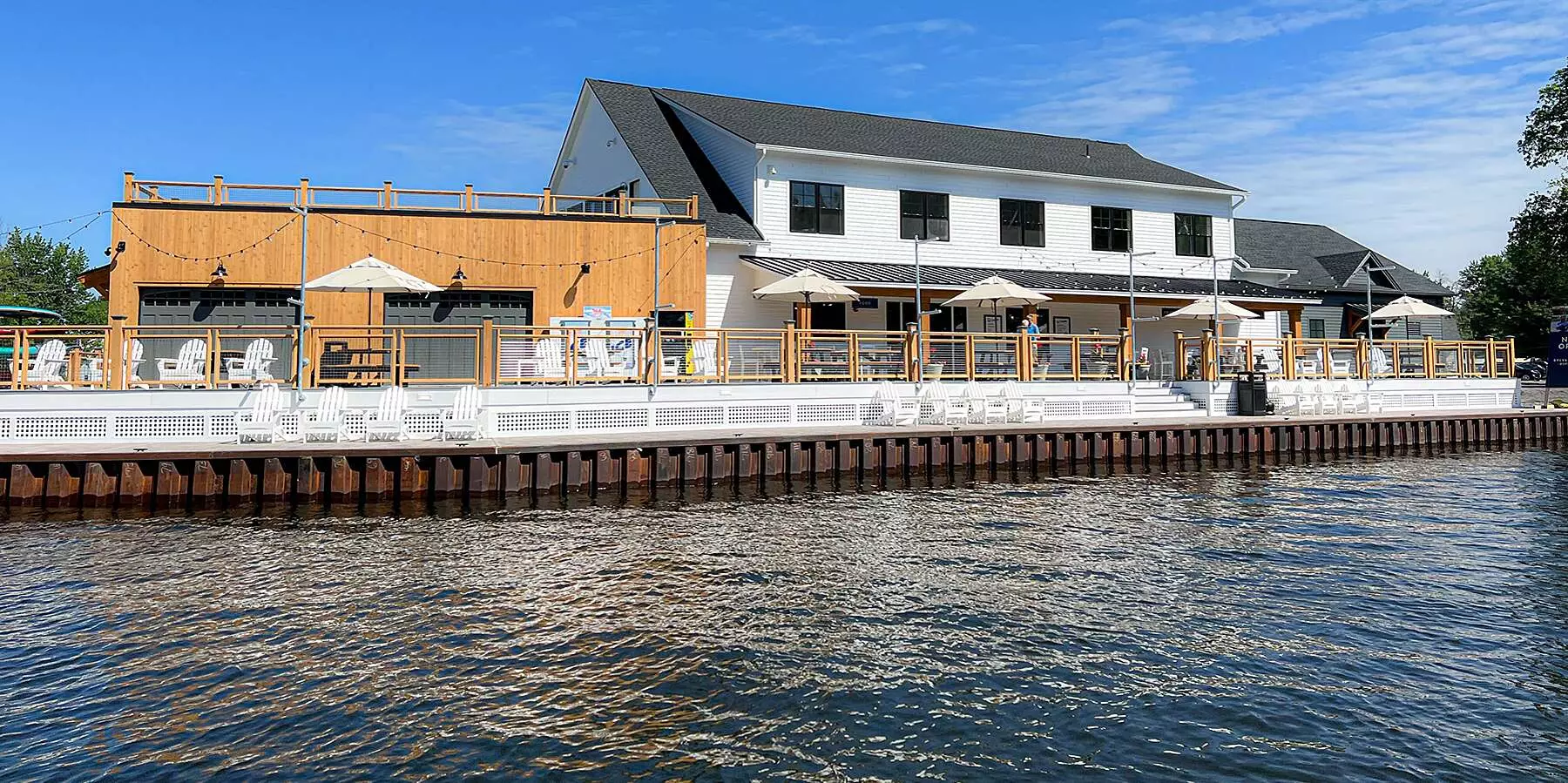 Tento hotel na nábřeží se otevírá u největšího jezera ve státě New York – a každá chata má svou vlastní loď