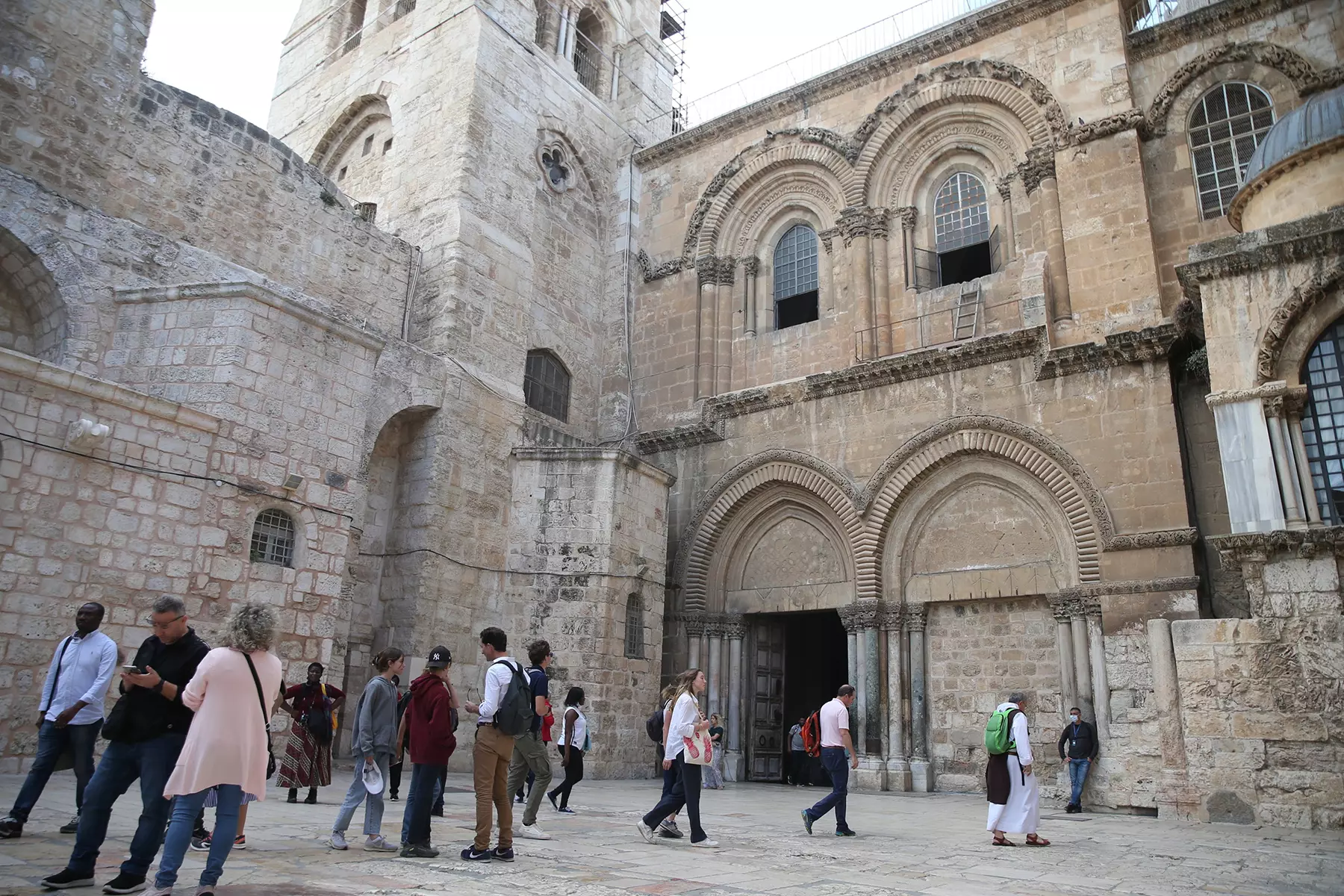 Turistoj vizitas la Malnovan Urbon de Jerusalemo, ĉar la urbo remalfermas al eksterlandaj turistoj vakcinitaj kontraŭ COVID-19, la 2-an de novembro 2021.