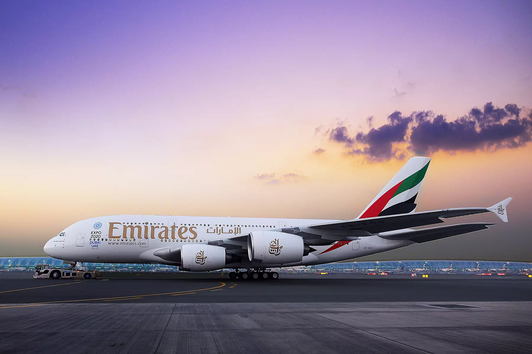 Un Airbus A380 Emirates pe un asfalt