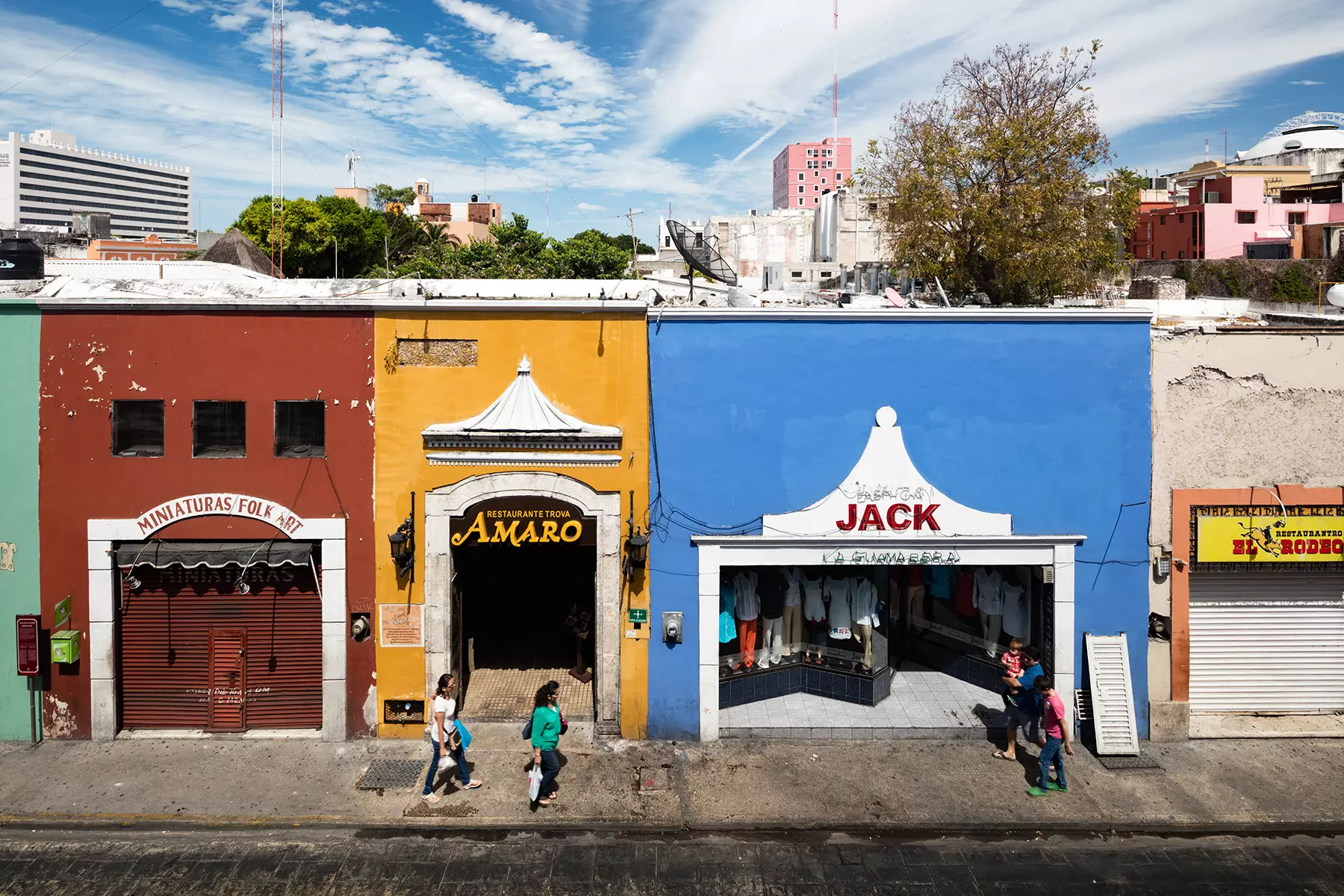 Etalase Mexico yang berwarna-warni di pusat bersejarah Merida, Mexico