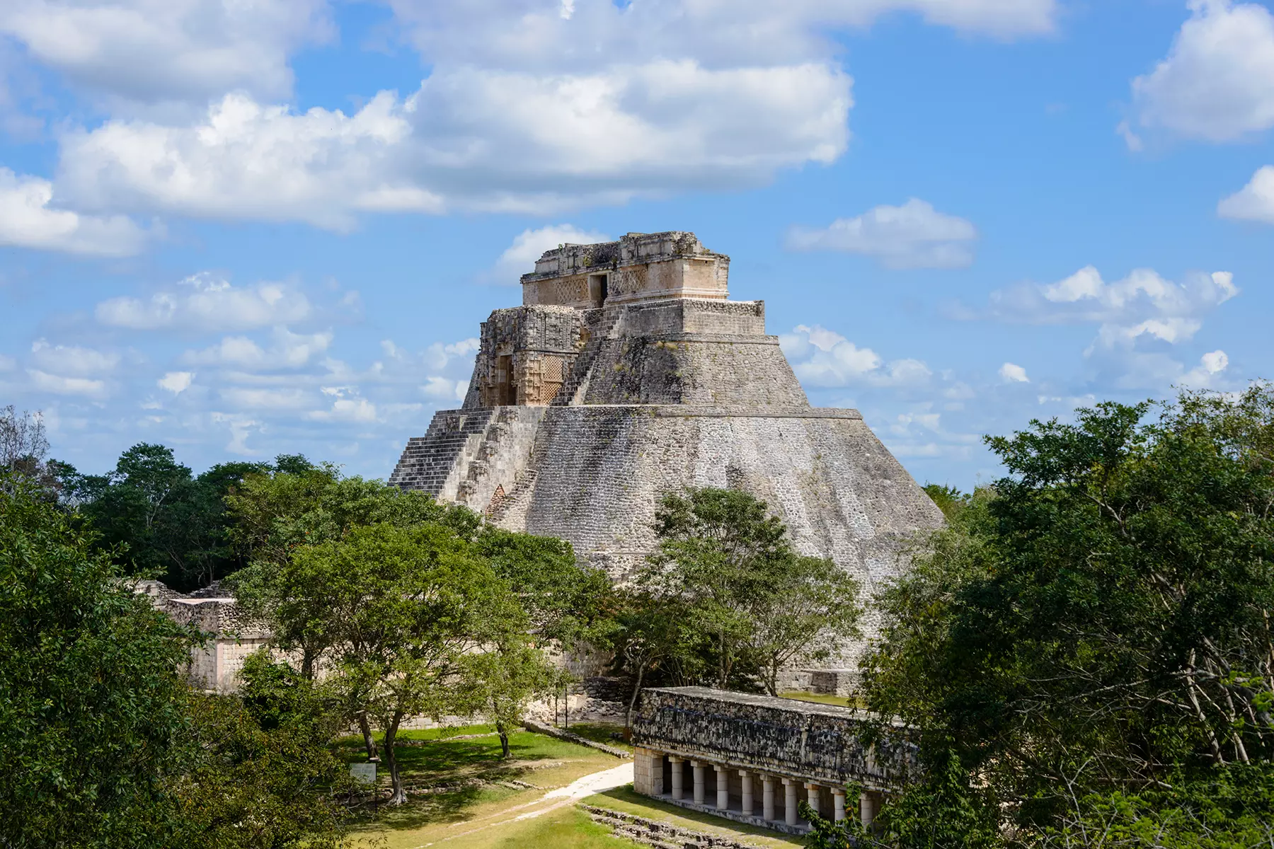 Piramida tal-Magician fil-fdalijiet Mayan ta 'Uxmal, il-Messiku