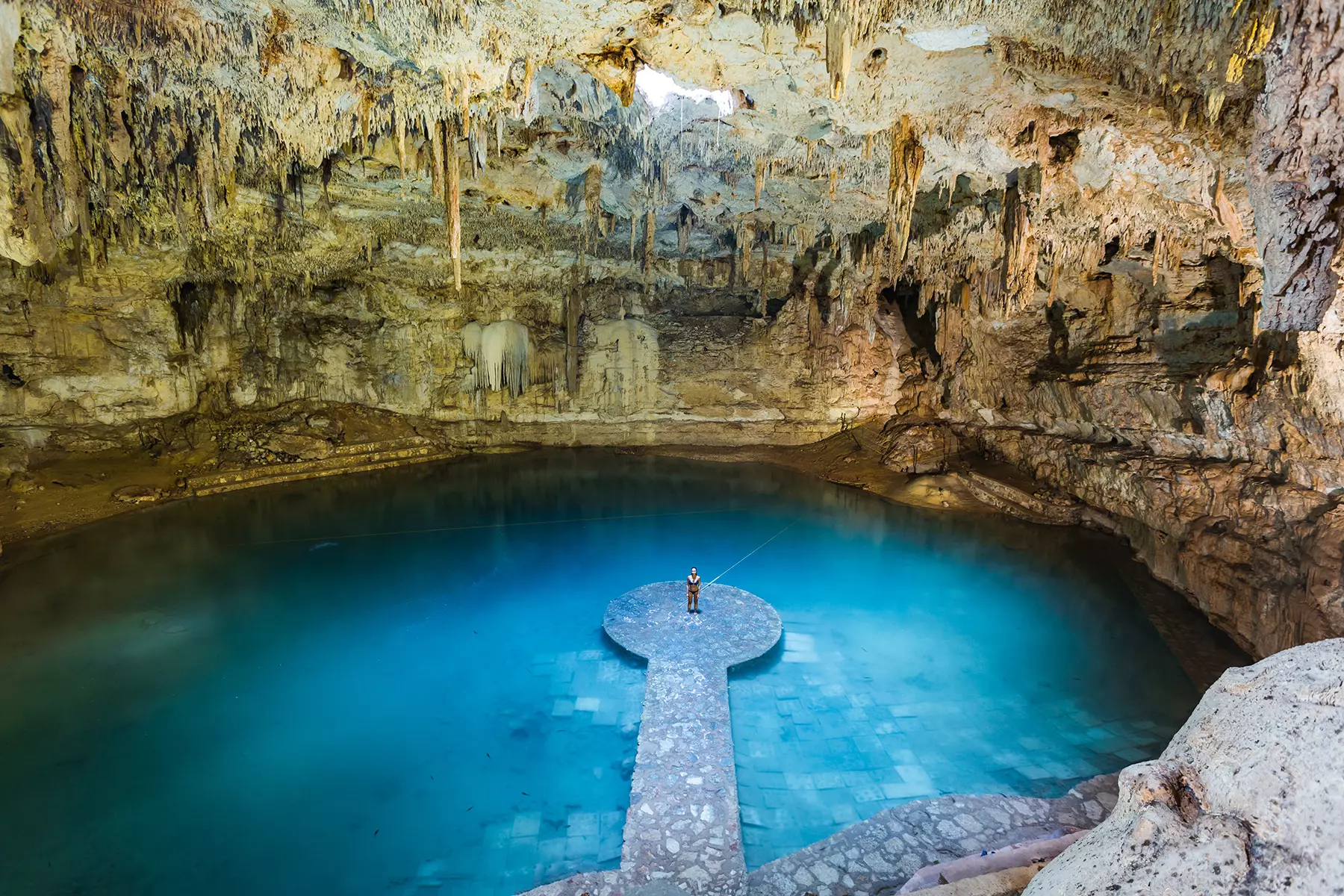 Cenote ħdejn Valladolid, Yucatan, il-Messiku (MR)