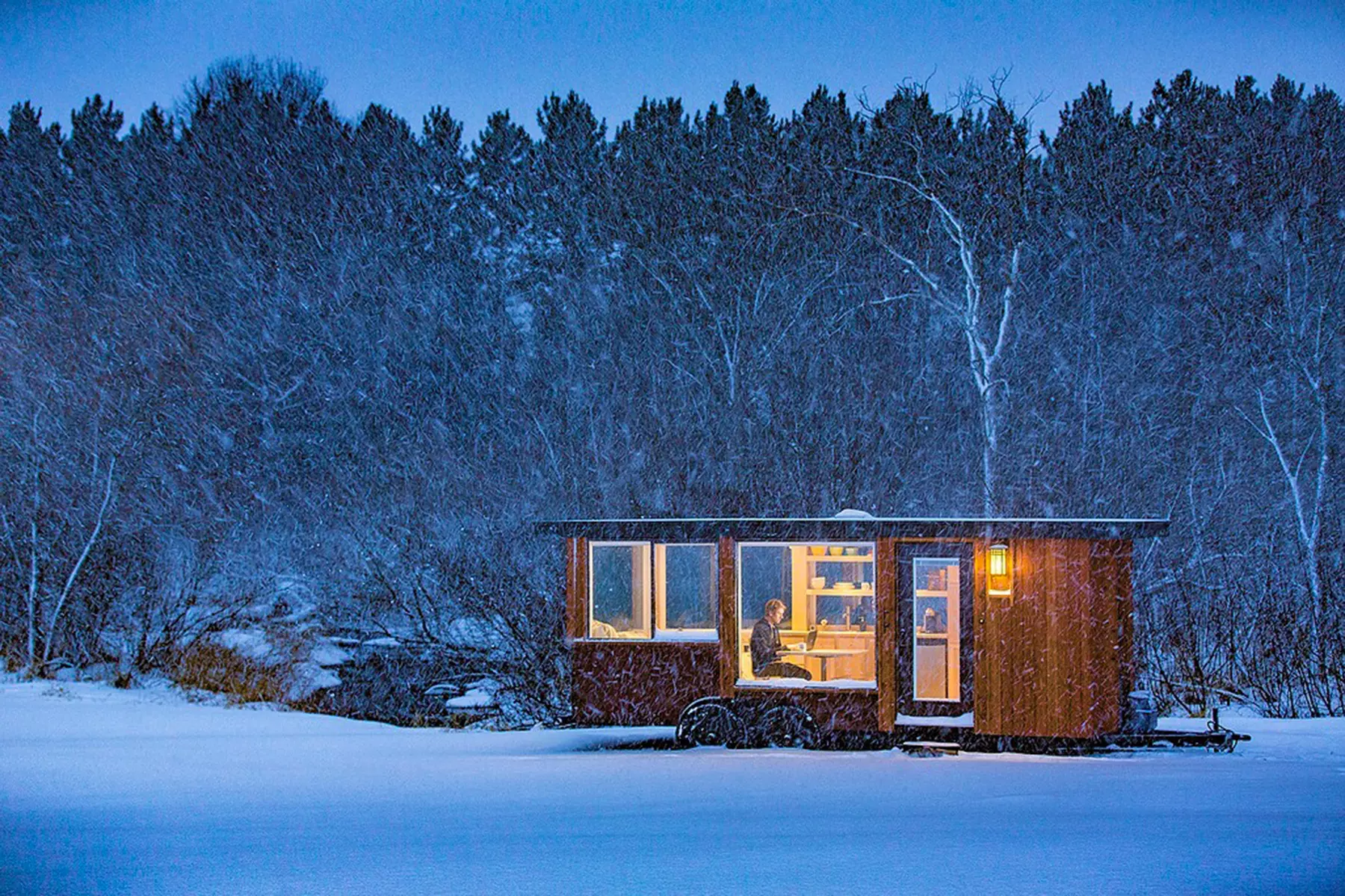 Exterior da casa de vidro: uma fuga de casa minúscula do vale do Hudson na neve