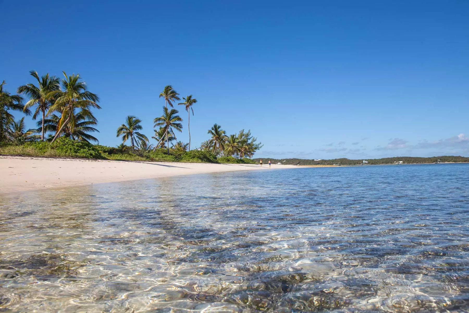 Perairan jernih di Pantai Tahiti, Elbow Cay, Kepulauan Abacos, Bahamas