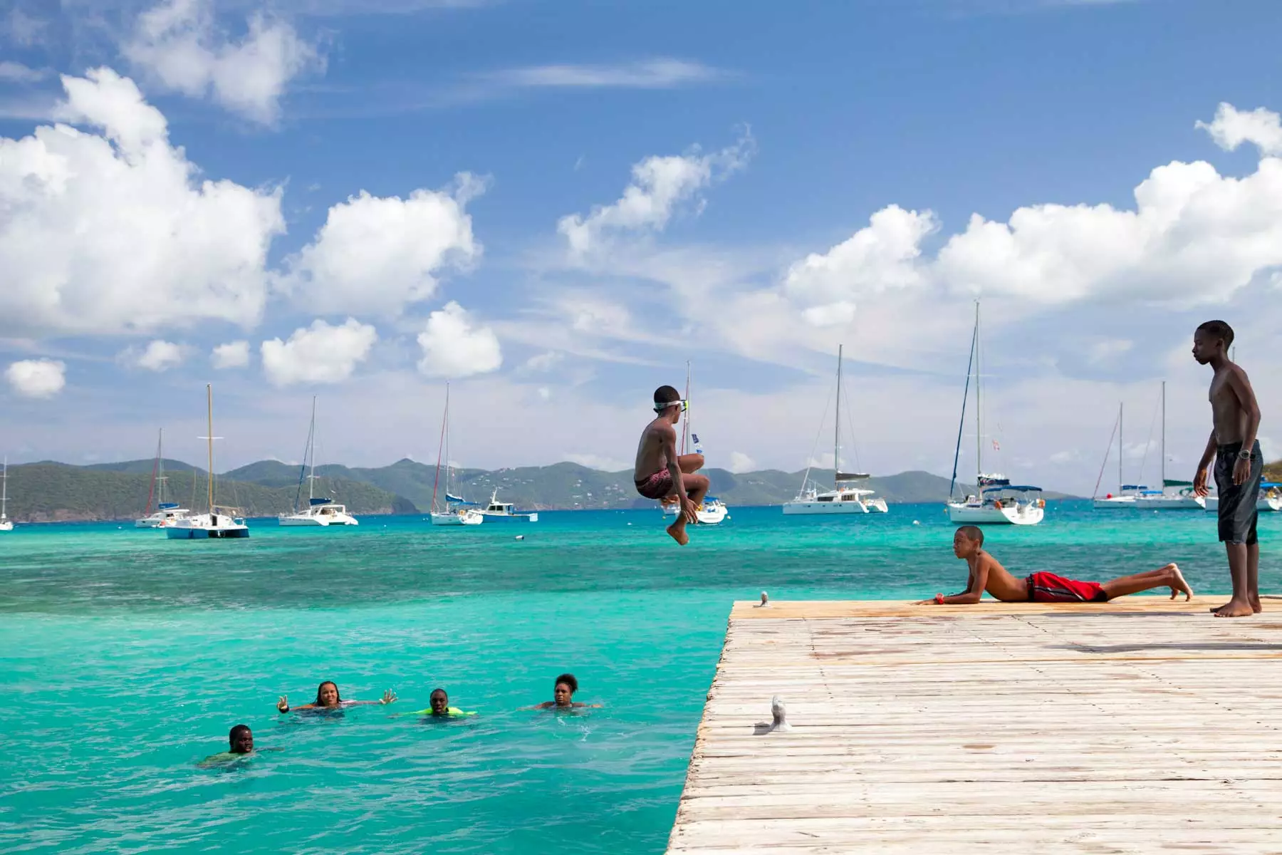 Haurrak Jost Van Dyke-ko kaitik salto egiten dute