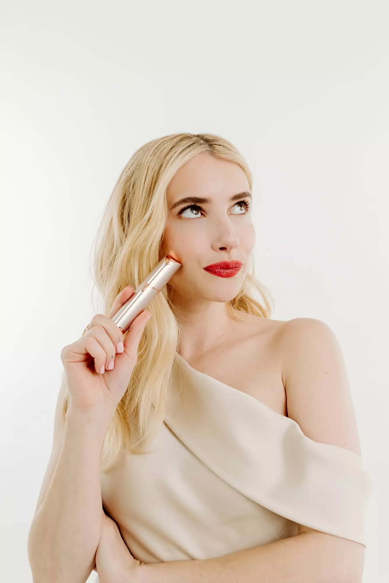 Emma Roberts kirkkaan punaisella huulipunalla, joka pitää huulipunaa