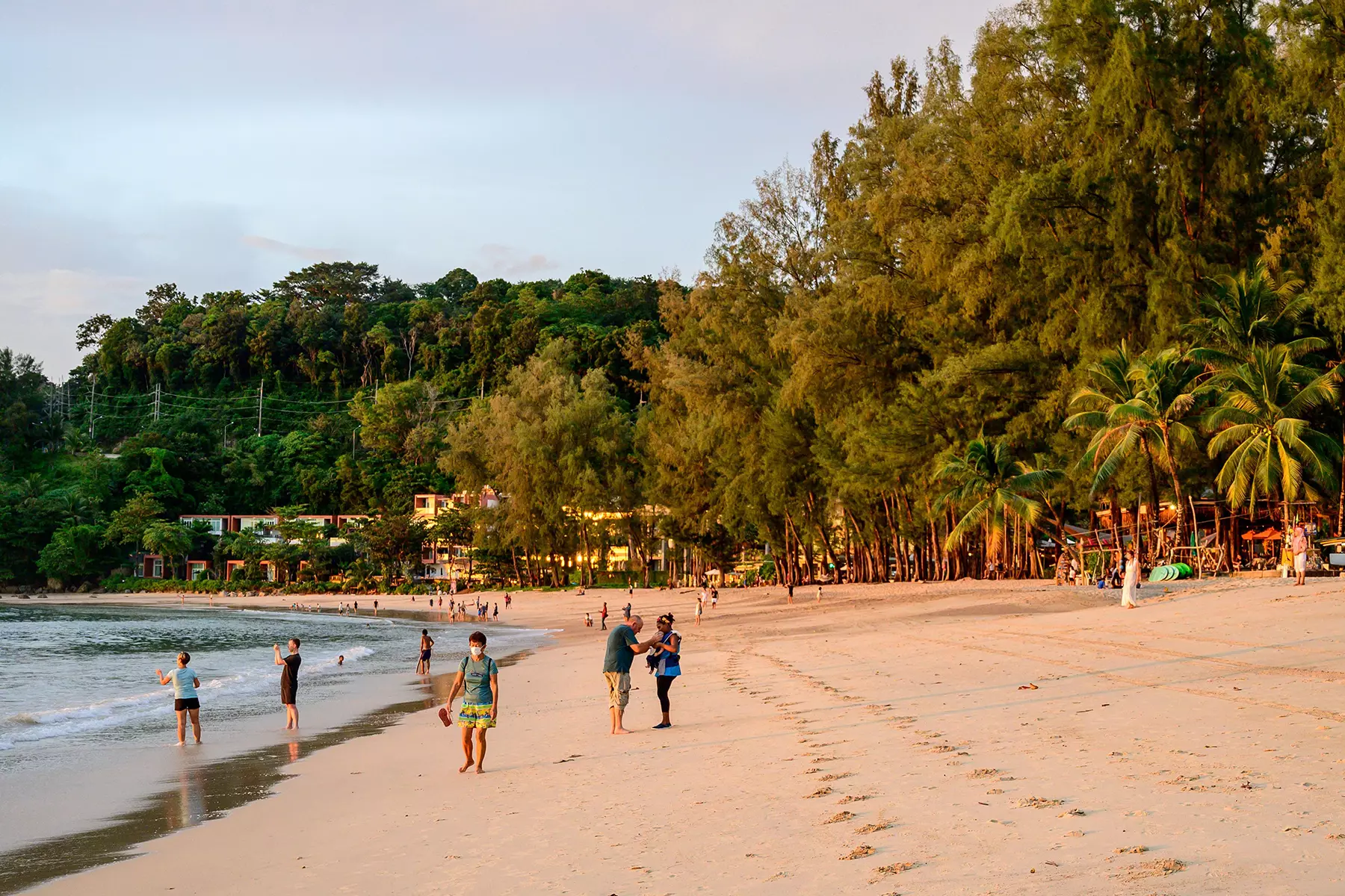 batho ba phomotse lebōpong la leoatle sehlekehlekeng sa Thailand sa Phuket, kaha bahahlauli ba nka monyetla oa ho