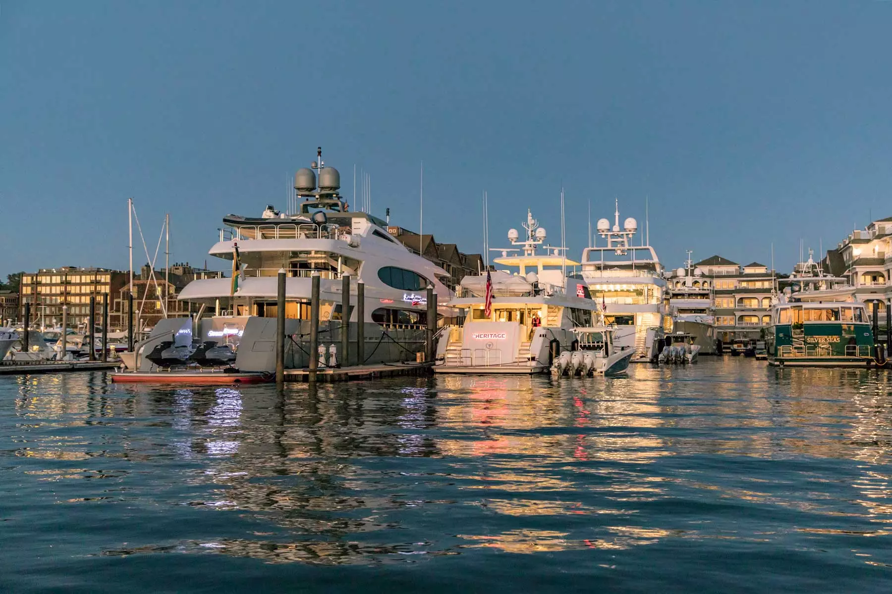 Newport, ABD limanında gün batımında lüks yatlar