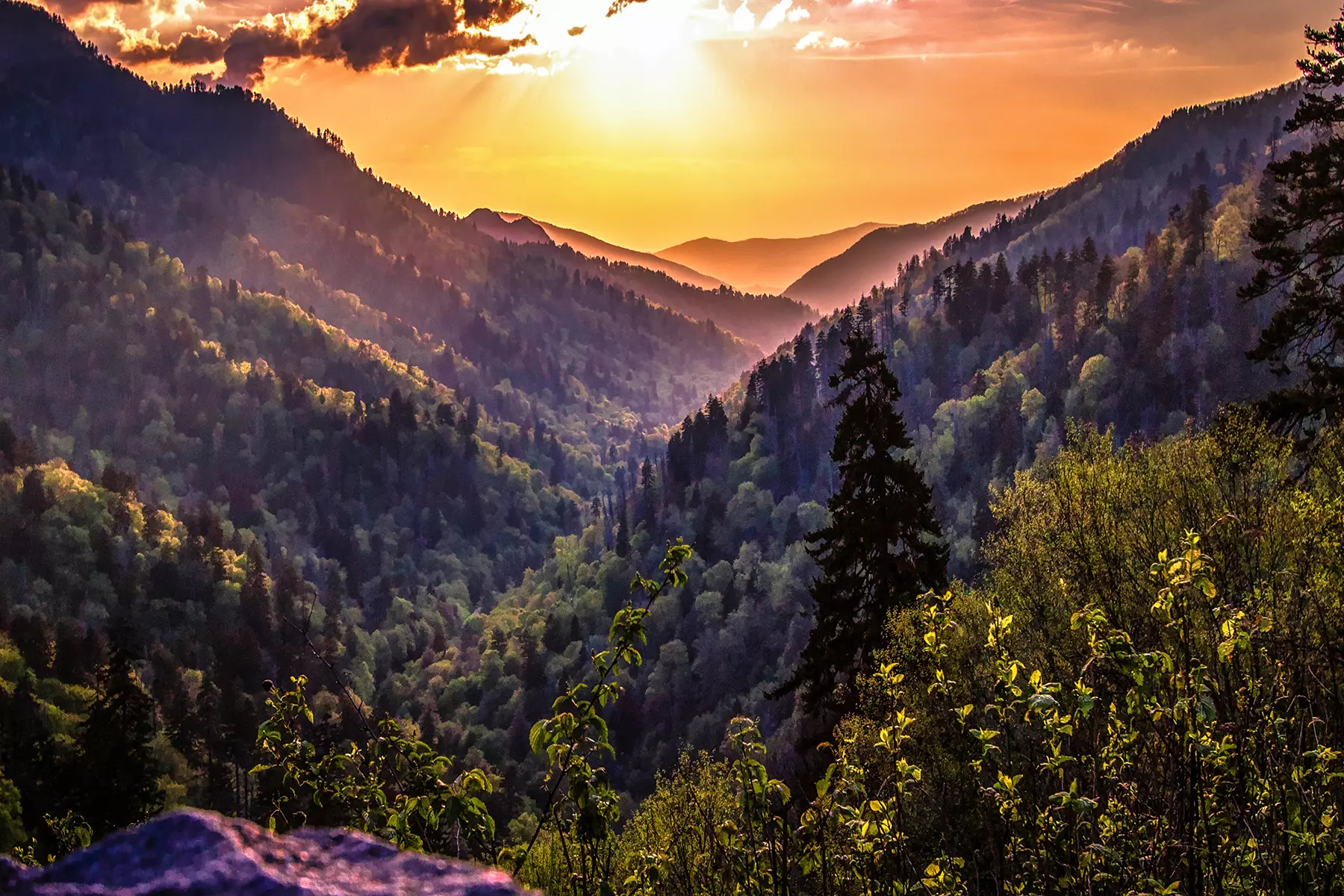 Bonica panoràmica del capvespre sobre l'horitzó del parc nacional de les Great Smoky Mountains a Gatlinburg, Tennessee.