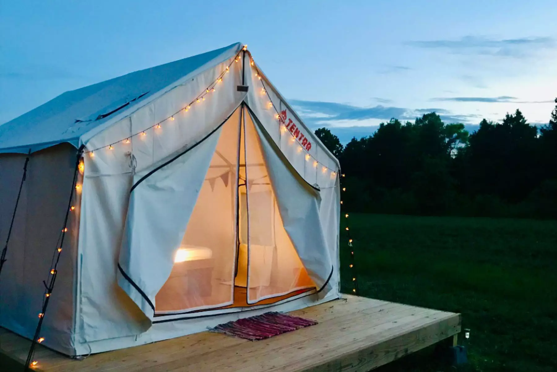 Лавандулова ферма Seven Oaks във Вирджиния разполага със затягаща палатка