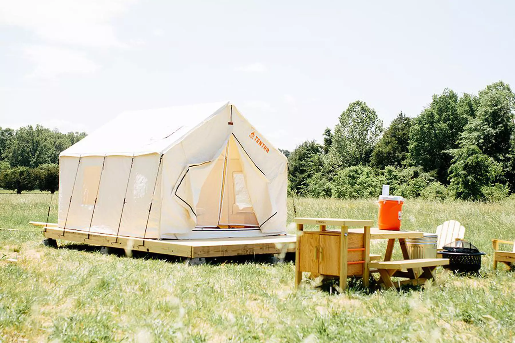 Лавандулова ферма Seven Oaks във Вирджиния разполага със затягаща палатка