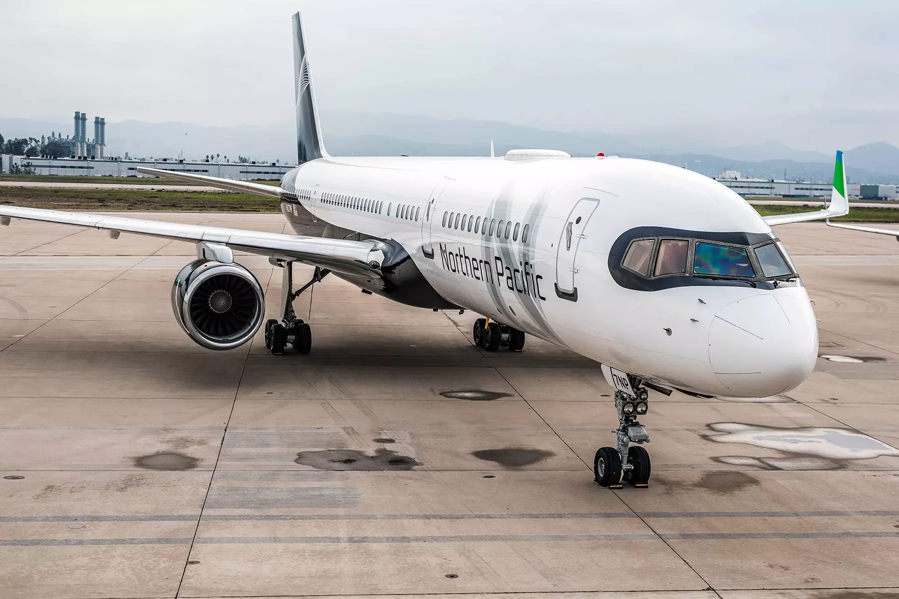 一架北太平洋航空公司的飛機在停機坪上