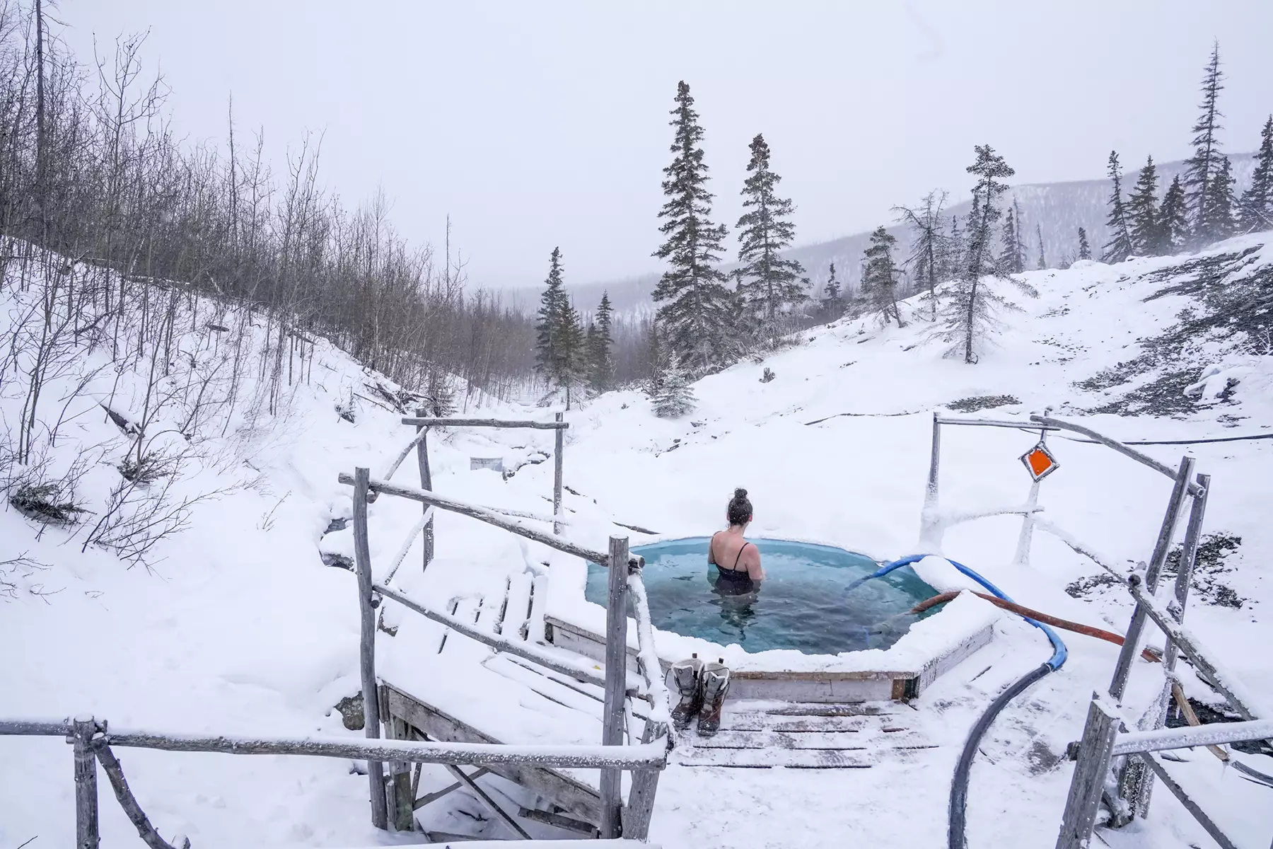 ผู้หญิงในบ่อน้ำพุร้อน Tolovana Hot Springs