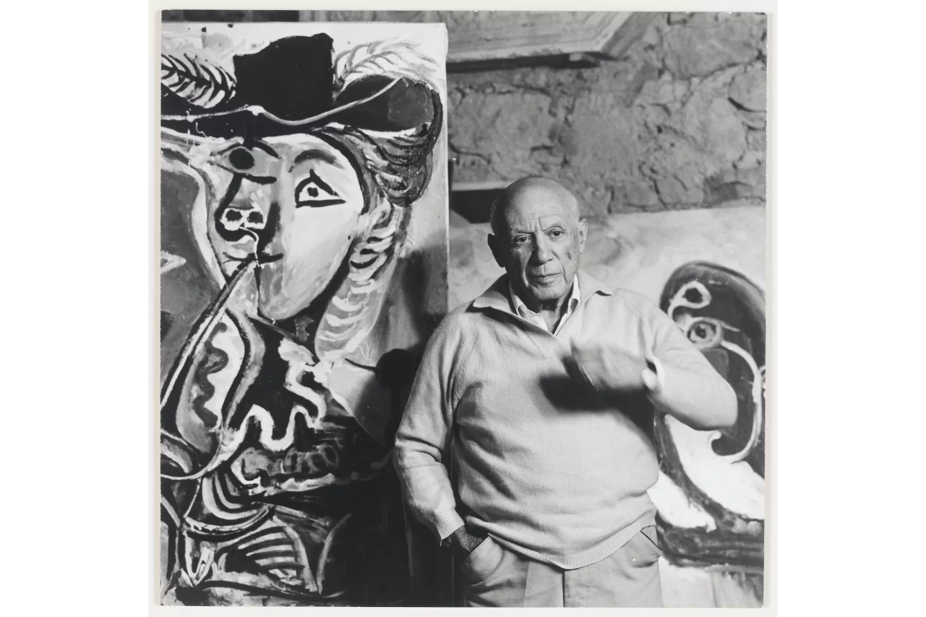 Pablo Picasso bergambar di sebelah lukisannya, Couple