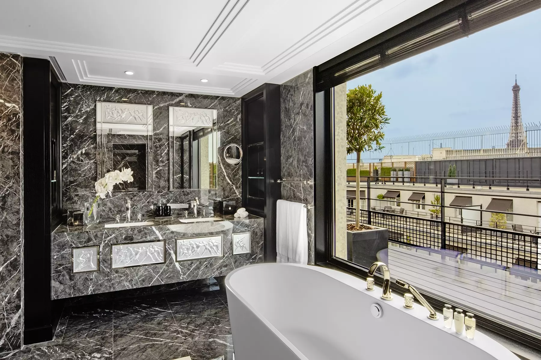 Ụlọ ịsa ahụ dị n'ime Prince de Galles, Luxury Collection Hotel, Paris "Lalique Suite"