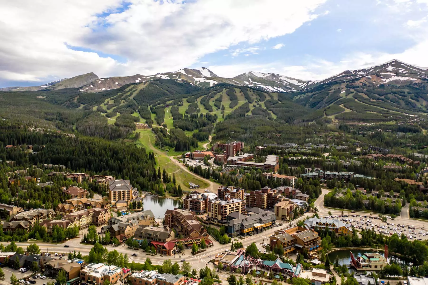 गर्मी को समयमा Breckenridge कोलोराडो को एक सुन्दर ड्रोन फोटो