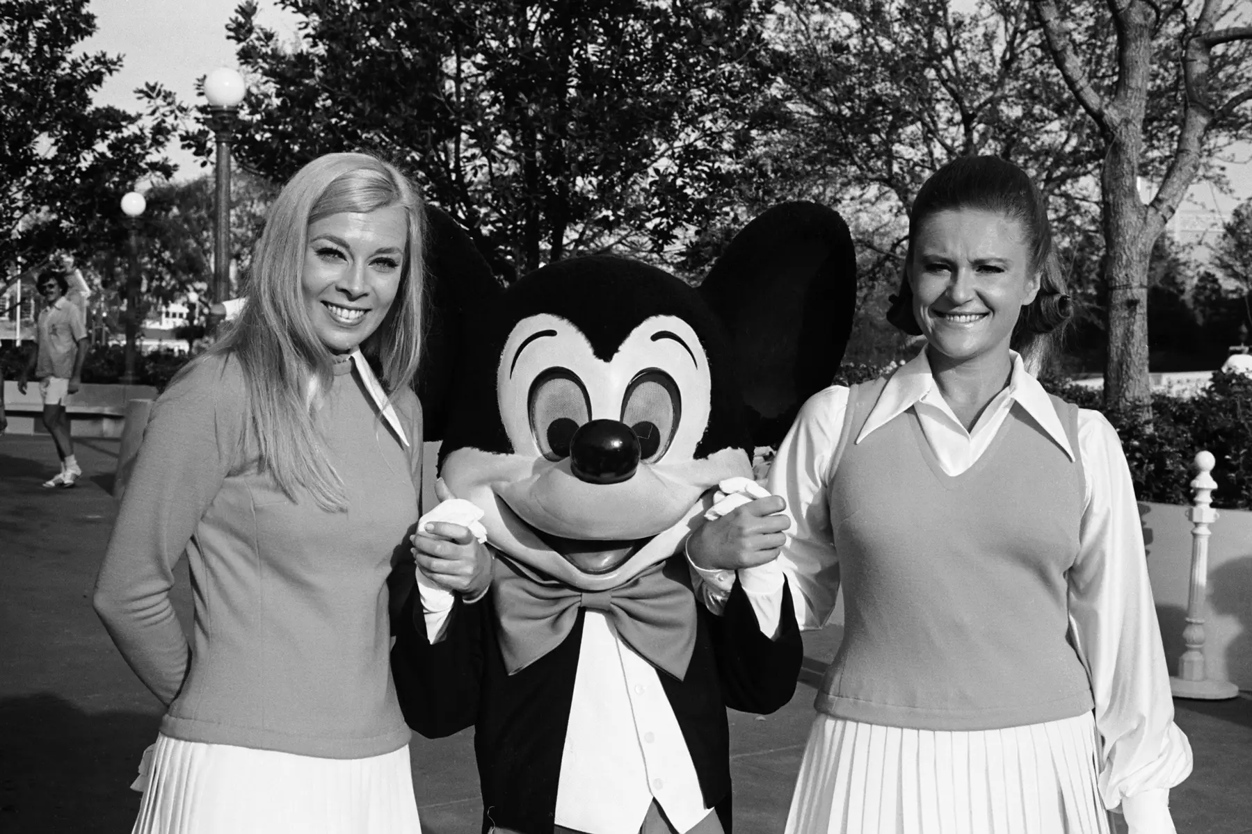 Mickey Mouse (middel) saam met Disney World-rolspelers op die openingsdag van Walt Disney World in 1971.