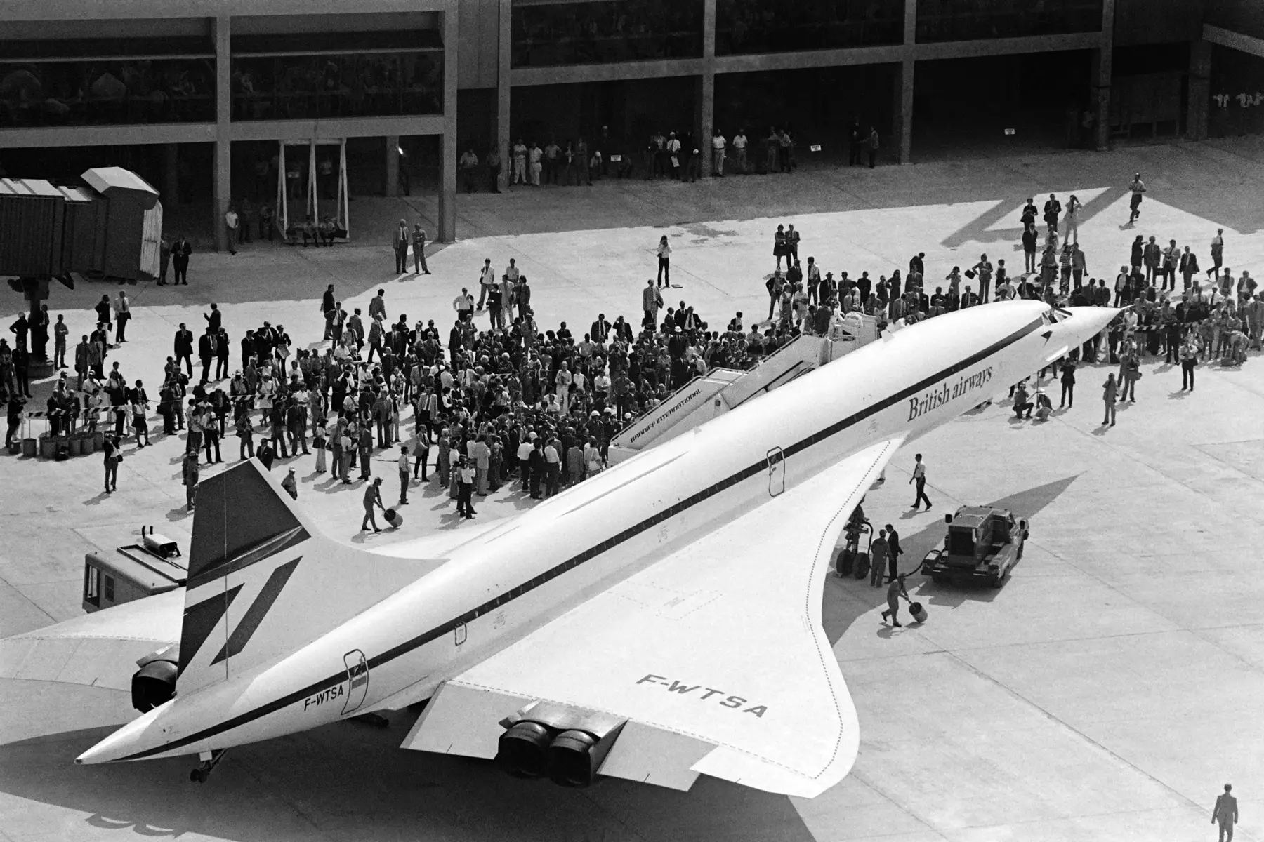 Fransız-İngiliz süpersonik jet Concorde 002, 20 Eylül 1973'te ABD'ye ilk uçuşunun ardından yeni havalimanının açılış töreni sırasında Dallas Fort Worth havaalanında görülüyor.