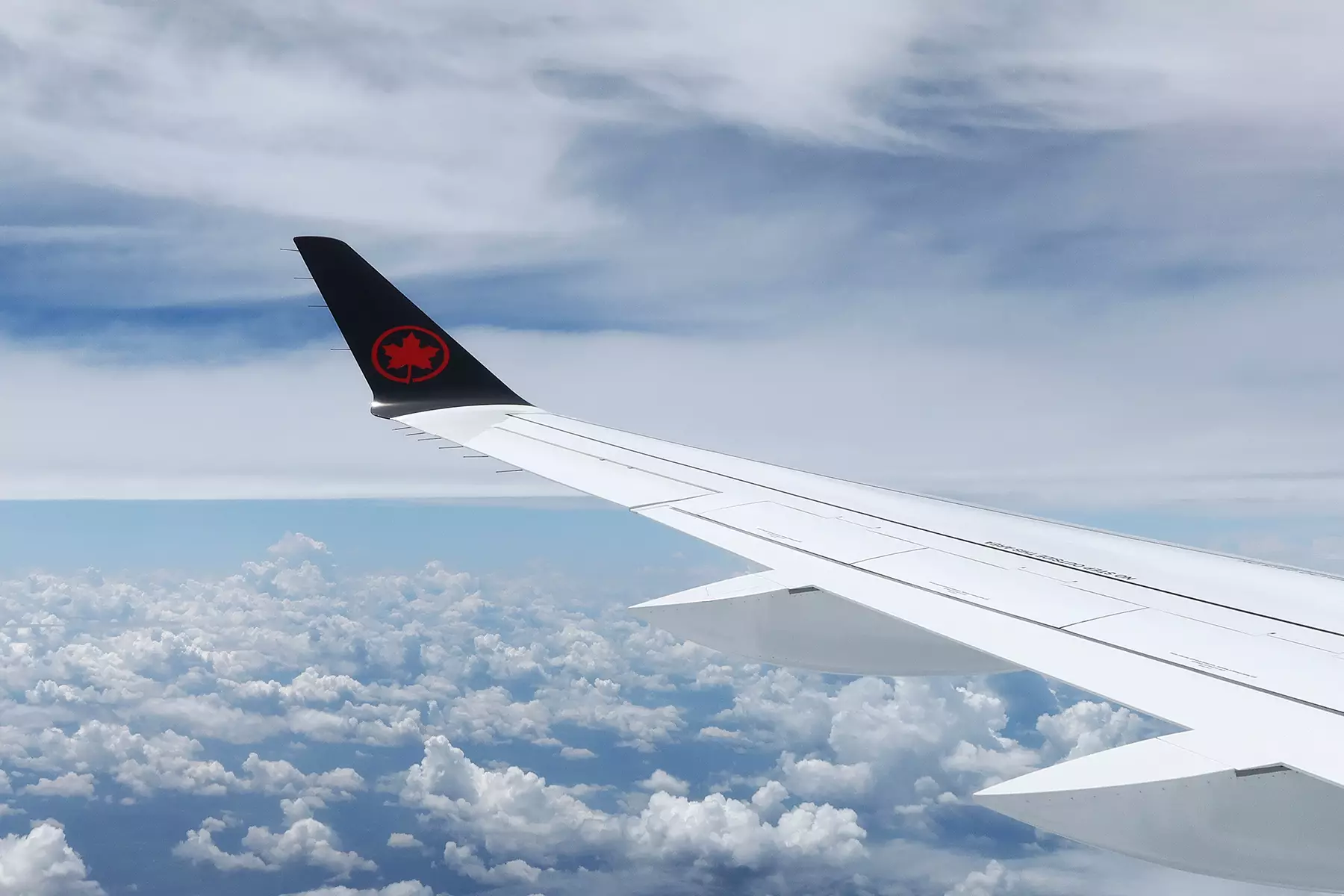 Flugzeug von Air Canada fliegt über den Staat New York