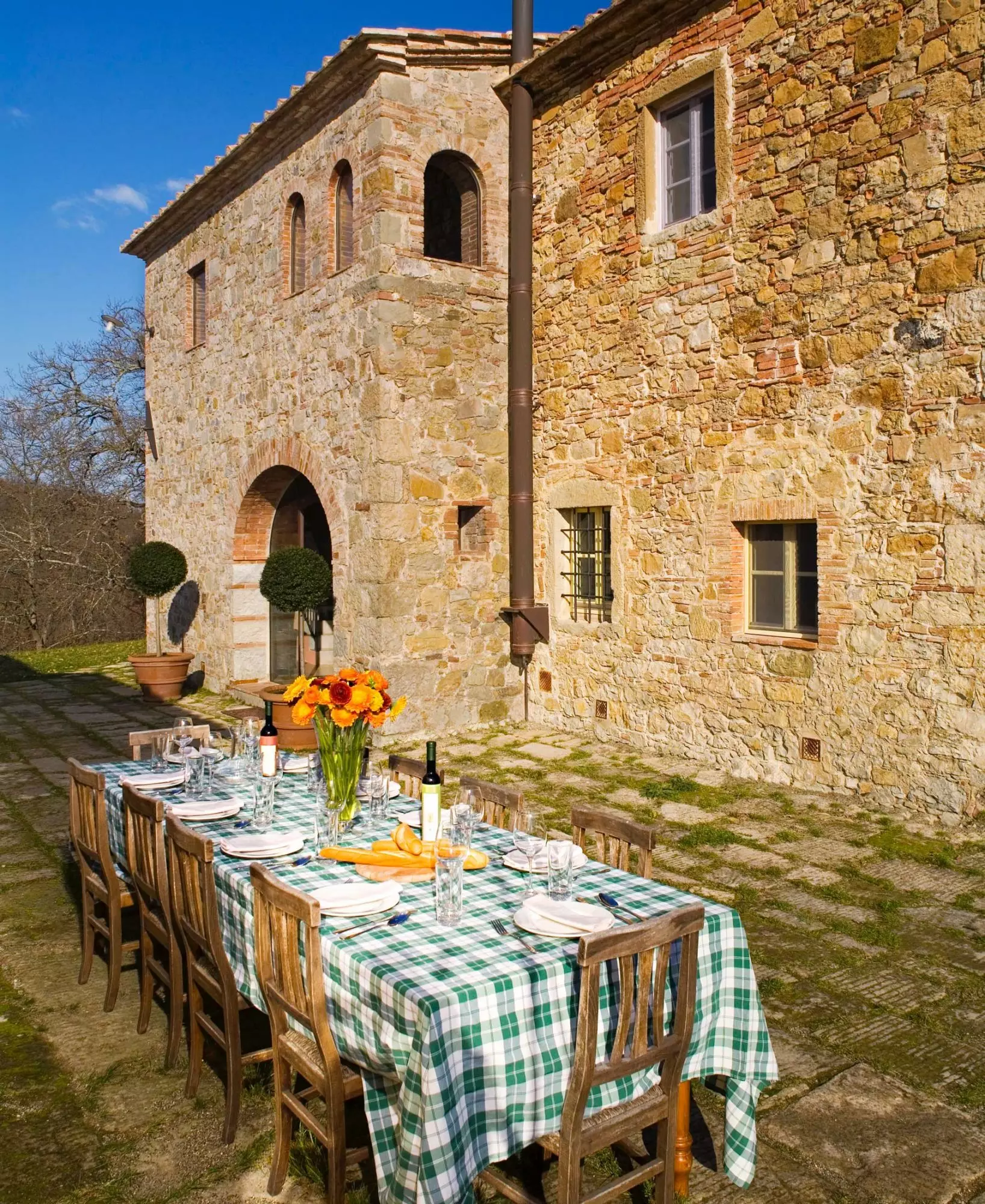 Unha mesa posta para cear nun resort da Toscana, Italia