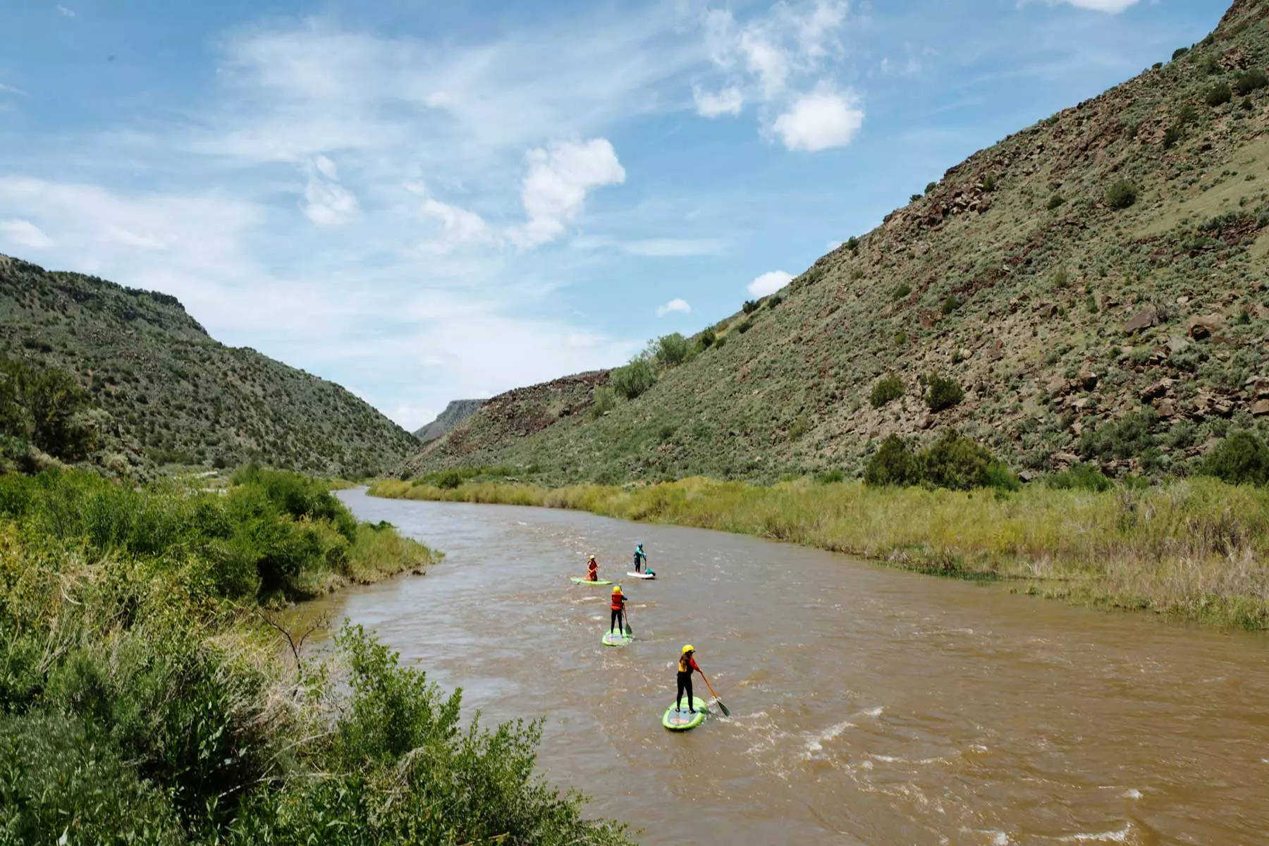 Um grupo de quatro pranchas de remo no rio Rio Grande