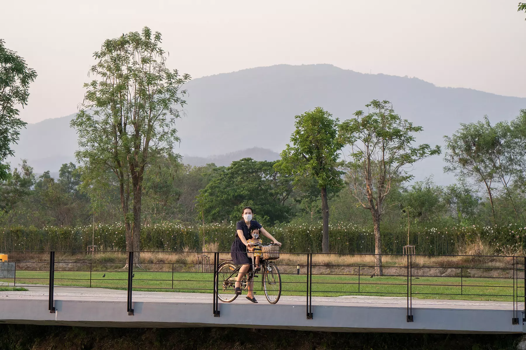 Matka a dcera na kole v parku v Chiang Mai, Thajsko