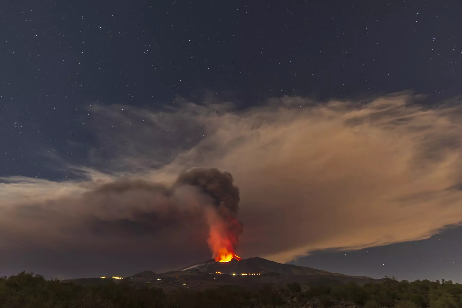 Sawir ayaa muujinaya qarax cusub oo ka dhacay Volcano Etna ee Catania, Talyaaniga Febraayo 10, 2022.