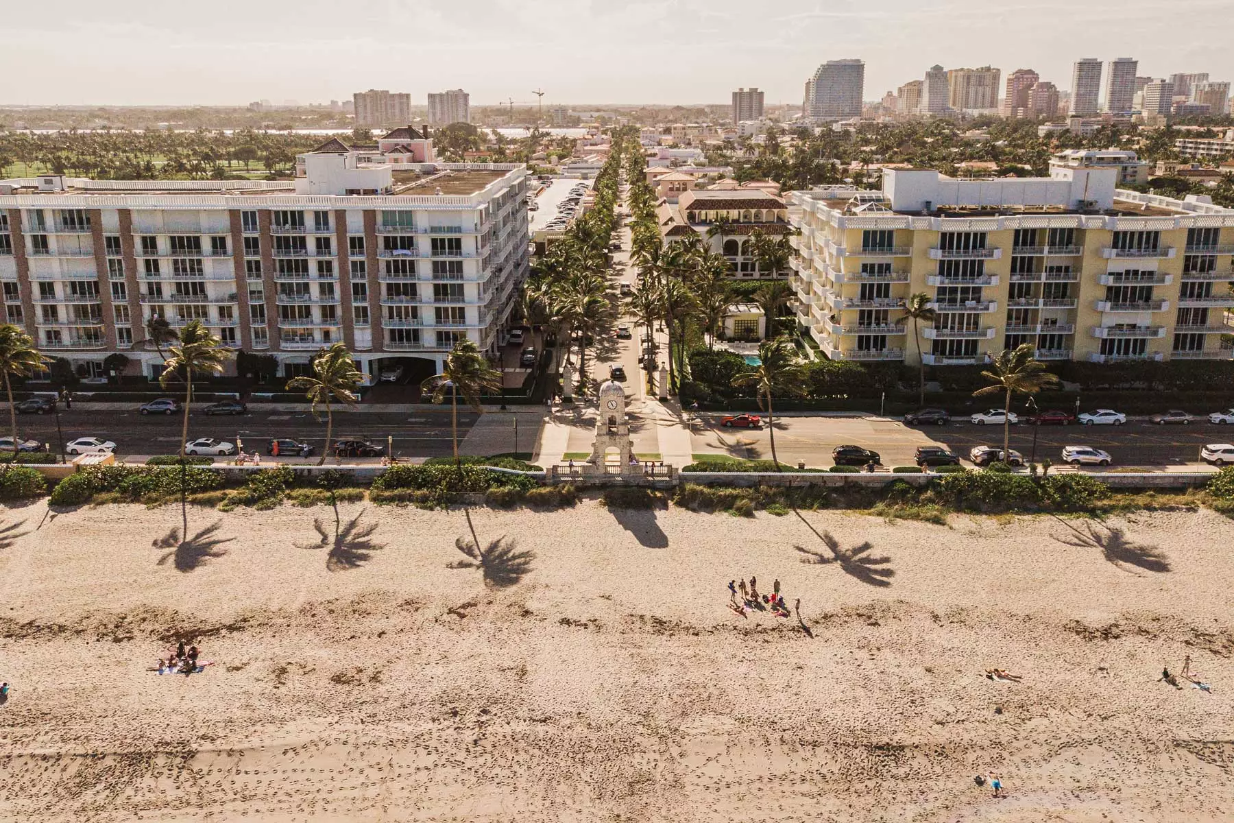 2021 年 3 月春假期間，佛羅里達州棕櫚灘海灘海岸的沃斯大道鐘樓、遊客、棕櫚樹陰影的鳥瞰圖