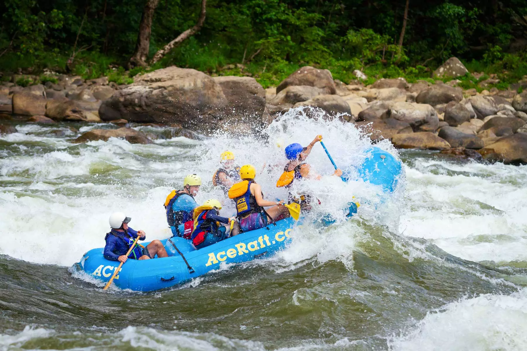 Whitewater rafting nan yon kannòt ble sou New River la