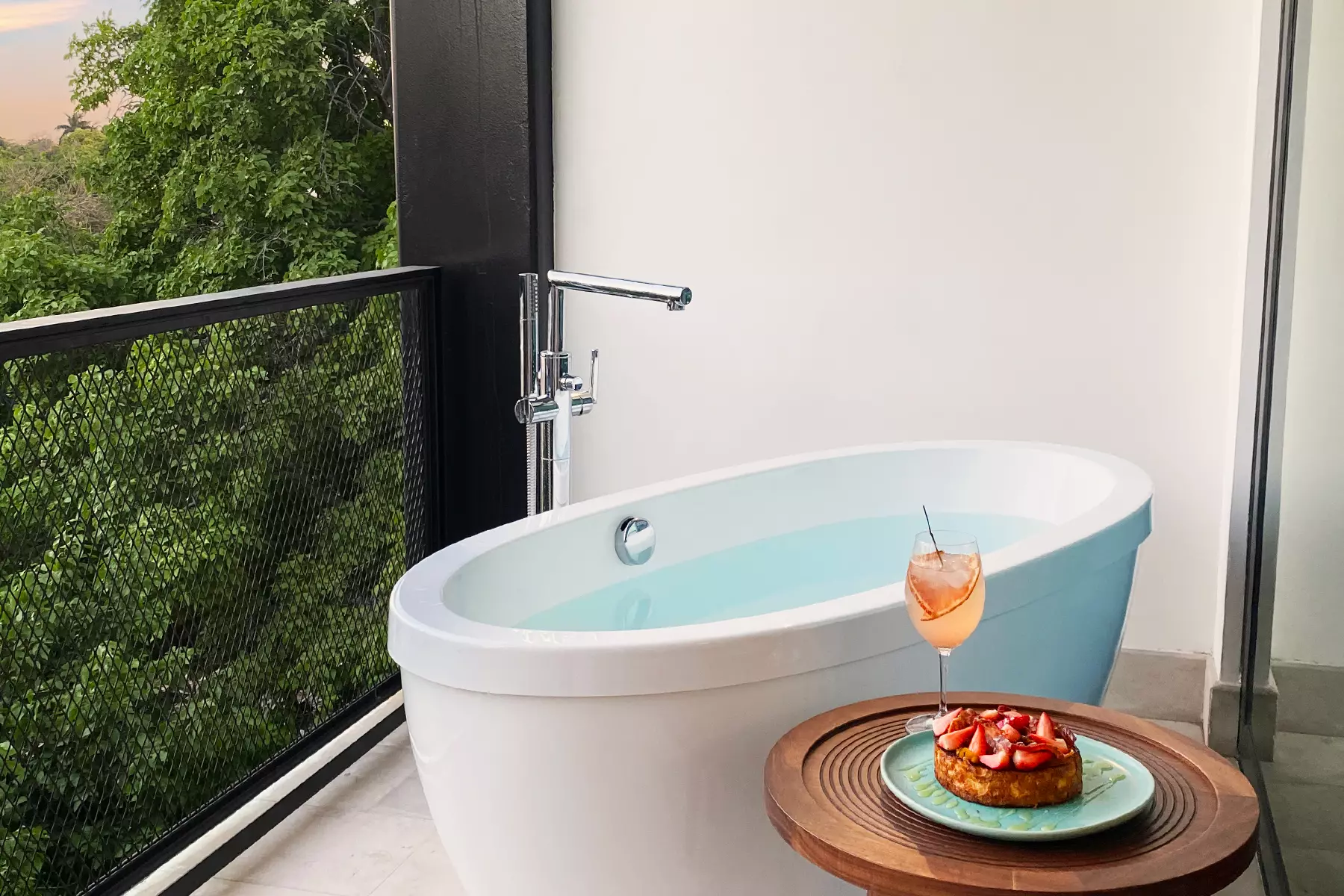 Eine Badewanne auf einem Balkon im Mundo Imperial