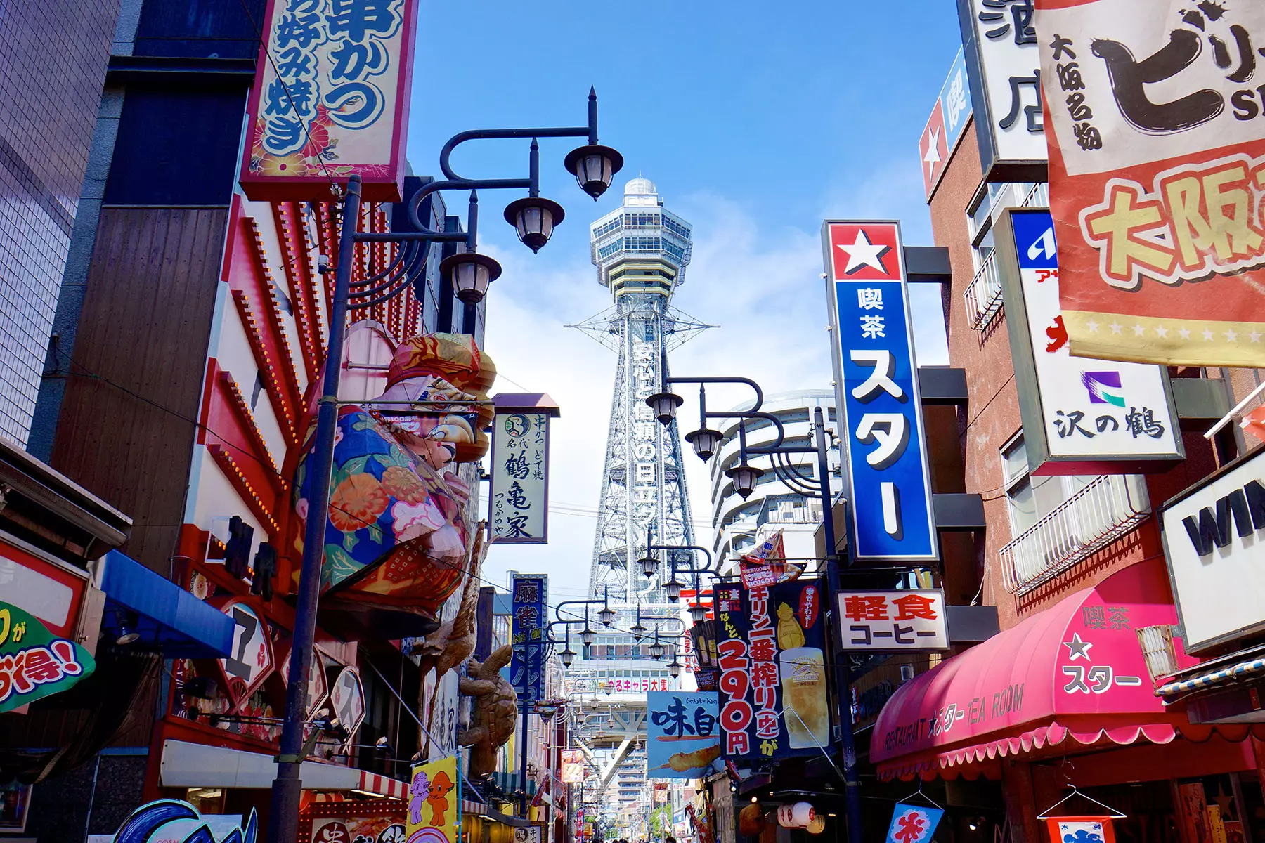 Rangli belgilar va janubiy Osakadagi Tsutenkaku minorasi