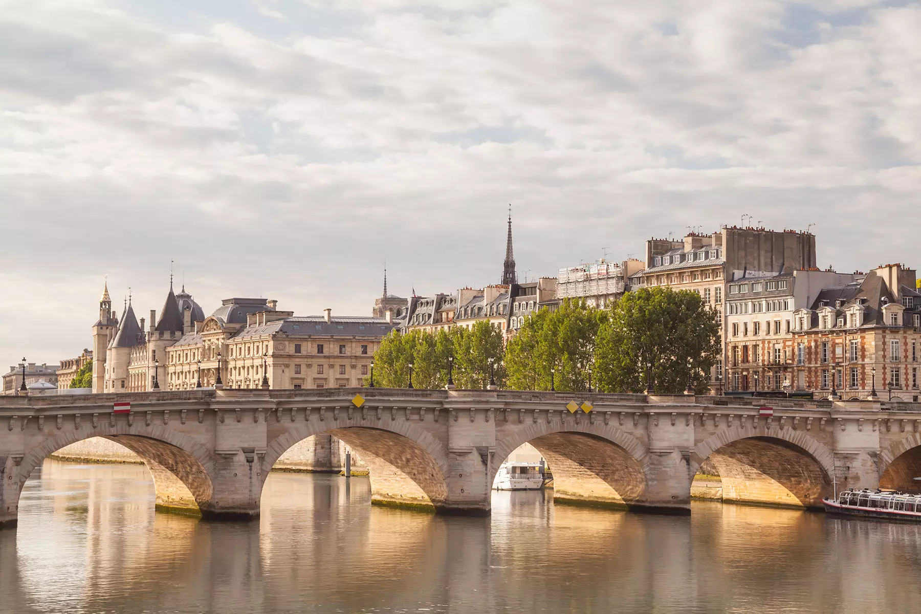 Pont Neuf va Ile de la Cite, Parij.