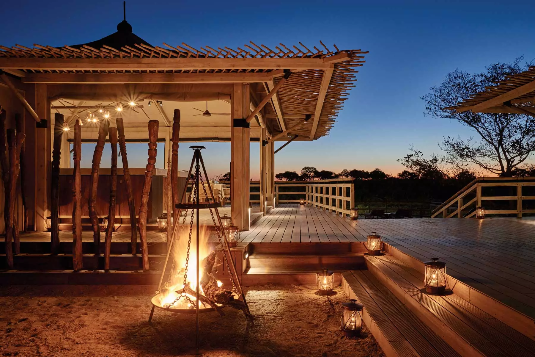 Unha terraza iluminada polo lume no Belmond Savute Elephant Lodge, elixido como un dos mellores hoteis do mundo