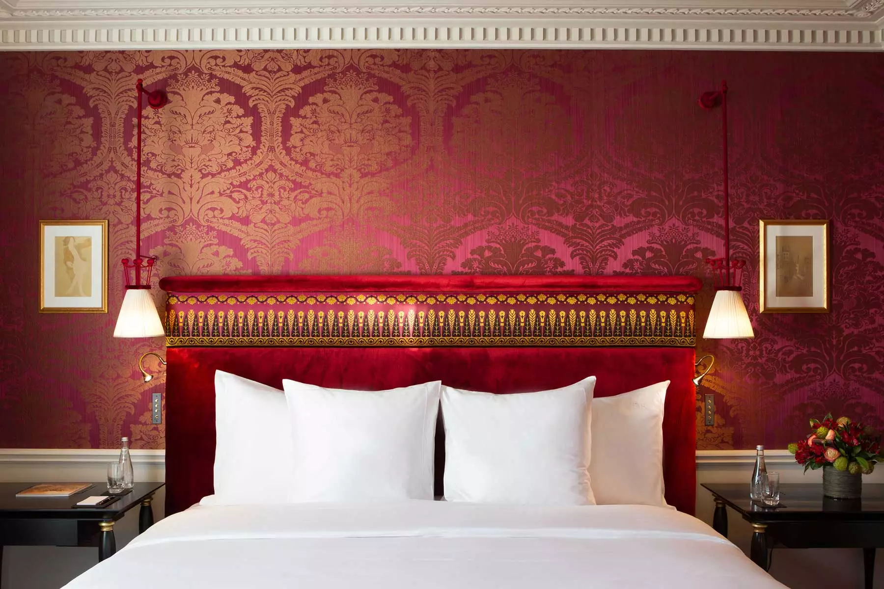 Detail van 'n gasteslaapkamer by die La Reserve, Parys, aangewys as een van die beste hotelle ter wêreld