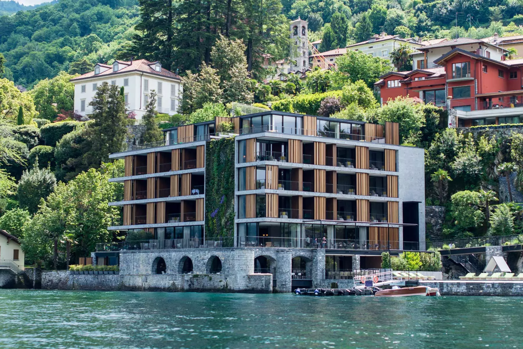 Зовнішній вигляд набережної Il Sereno Lago di Como, визнаного одним з найкращих готелів світу