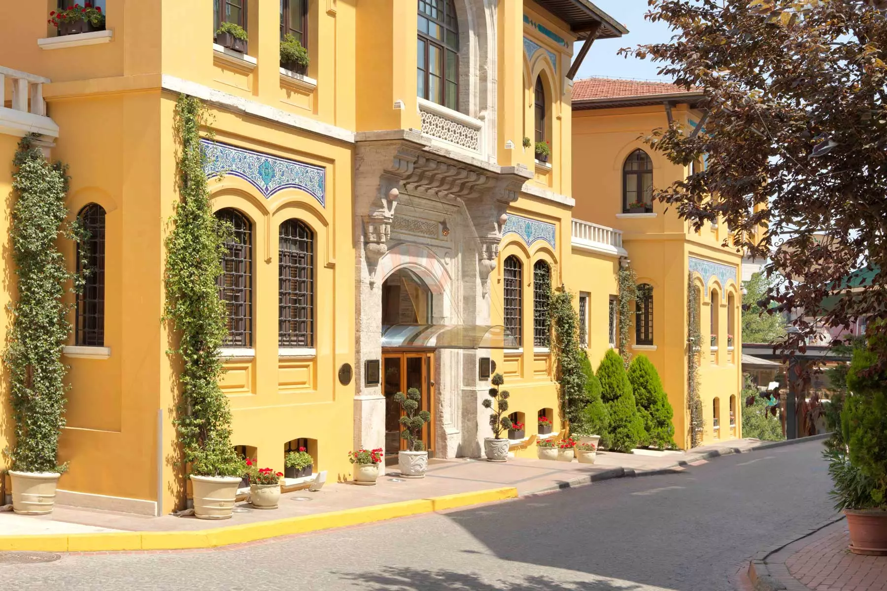 An taobh amuigh buí den Four Seasons Hotel Istanbul ag Sultanahmet, vótáil ar cheann de na hóstáin is fearr ar domhan