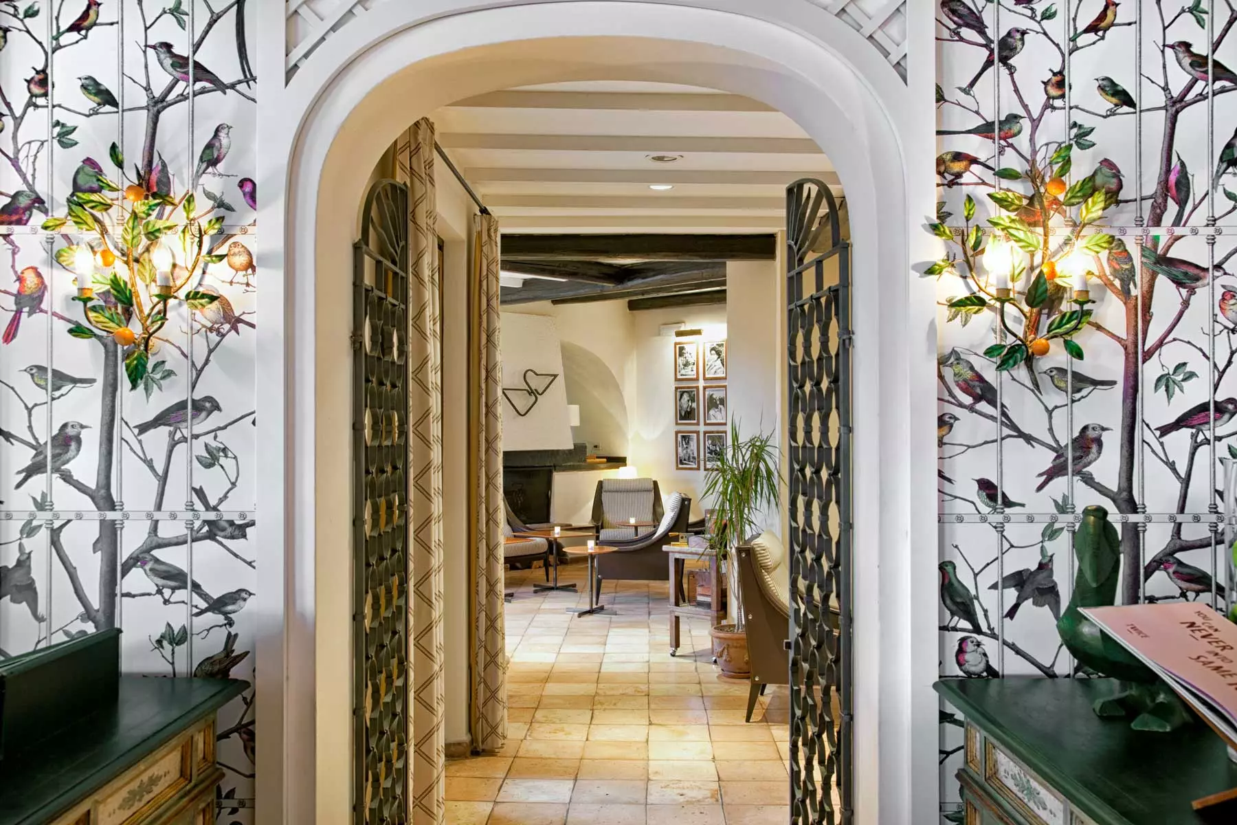Hapësira e brendshme me letër-muri zogjsh në Hotel Il Pellicano, i votuar si një nga hotelet më të mirë në botë
