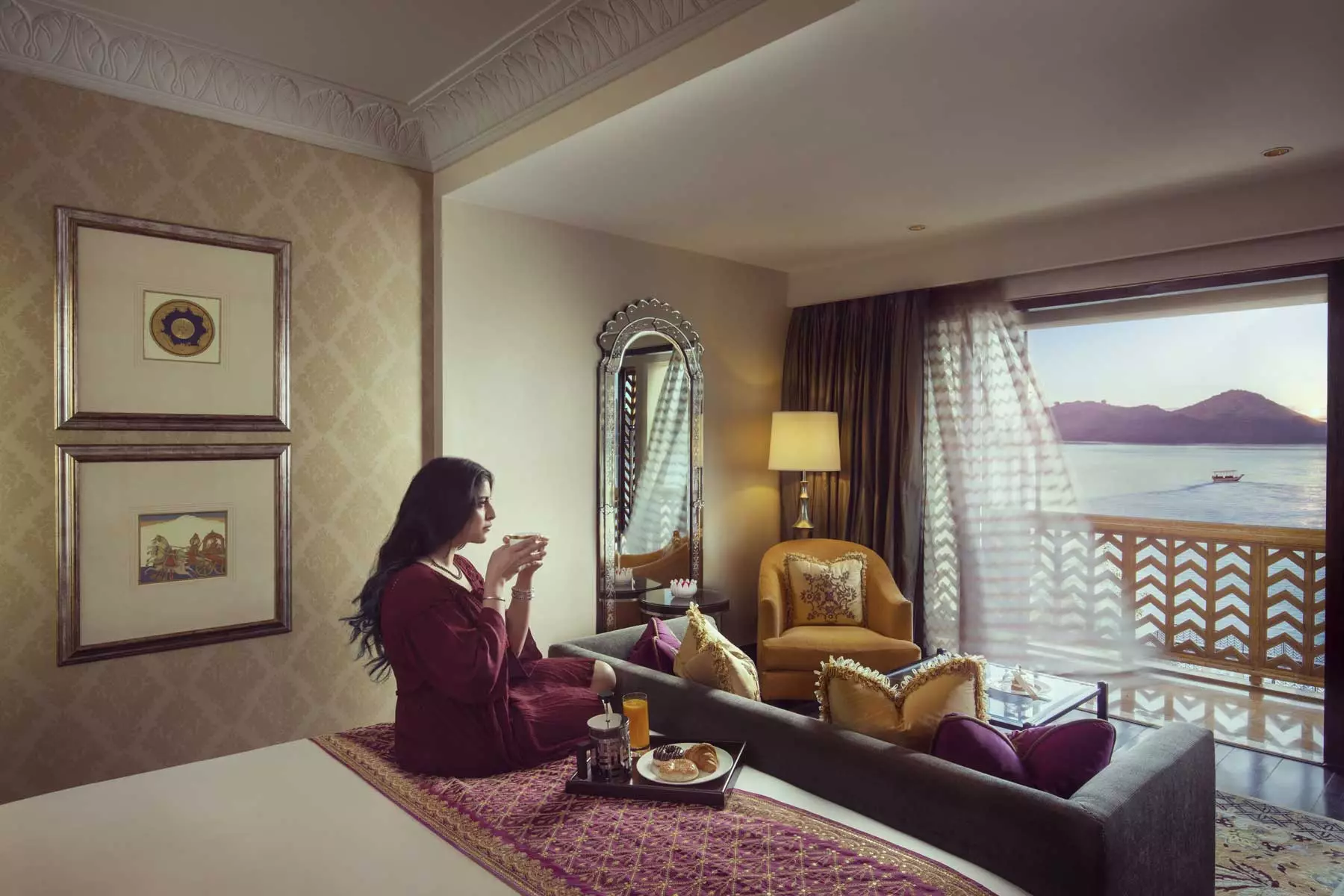Een gast die ontbijt neemt in een kamer in het Leela Palace Udaipur, uitgeroepen tot een van de beste hotels ter wereld