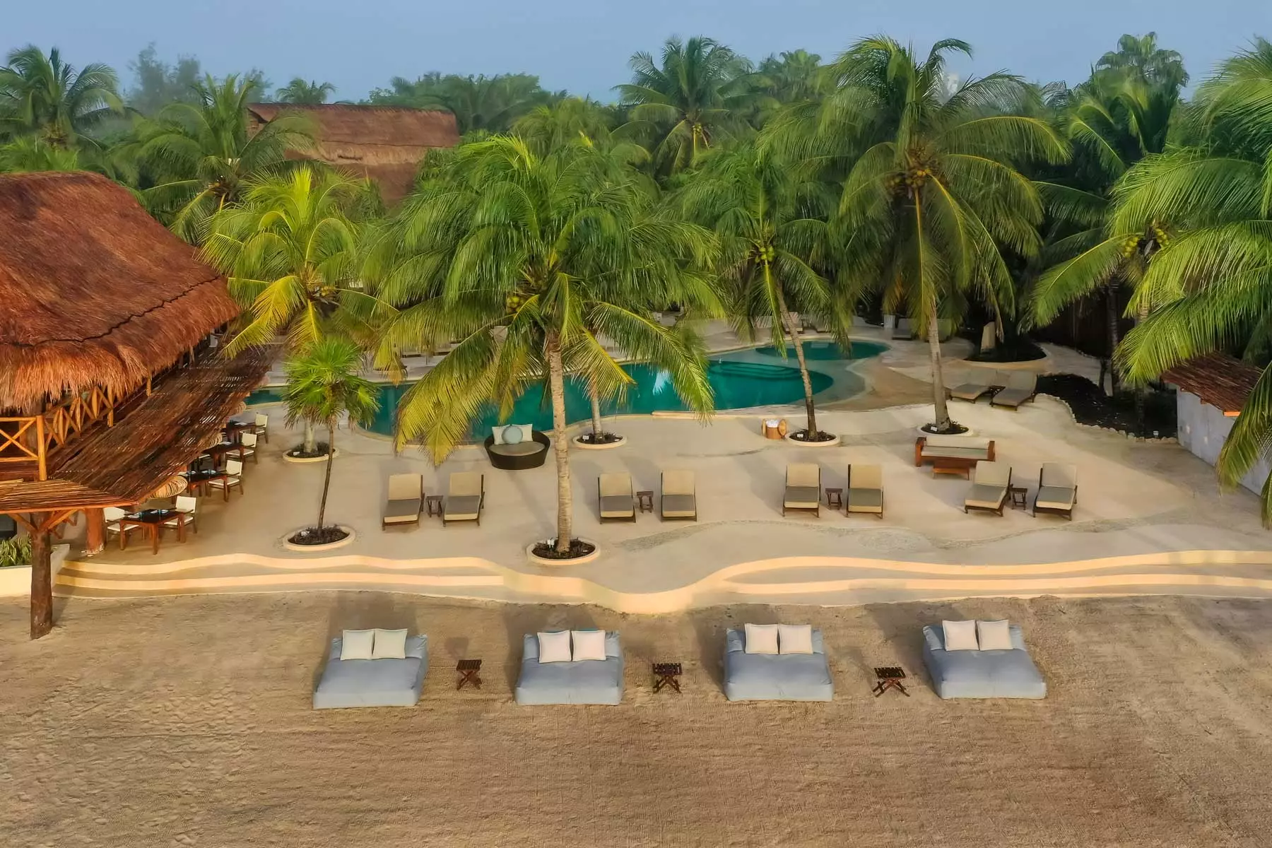 נוף אווירי של החוף בריביירה מאיה המשנה, נבחר לאחד המלונות הטובים בעולם