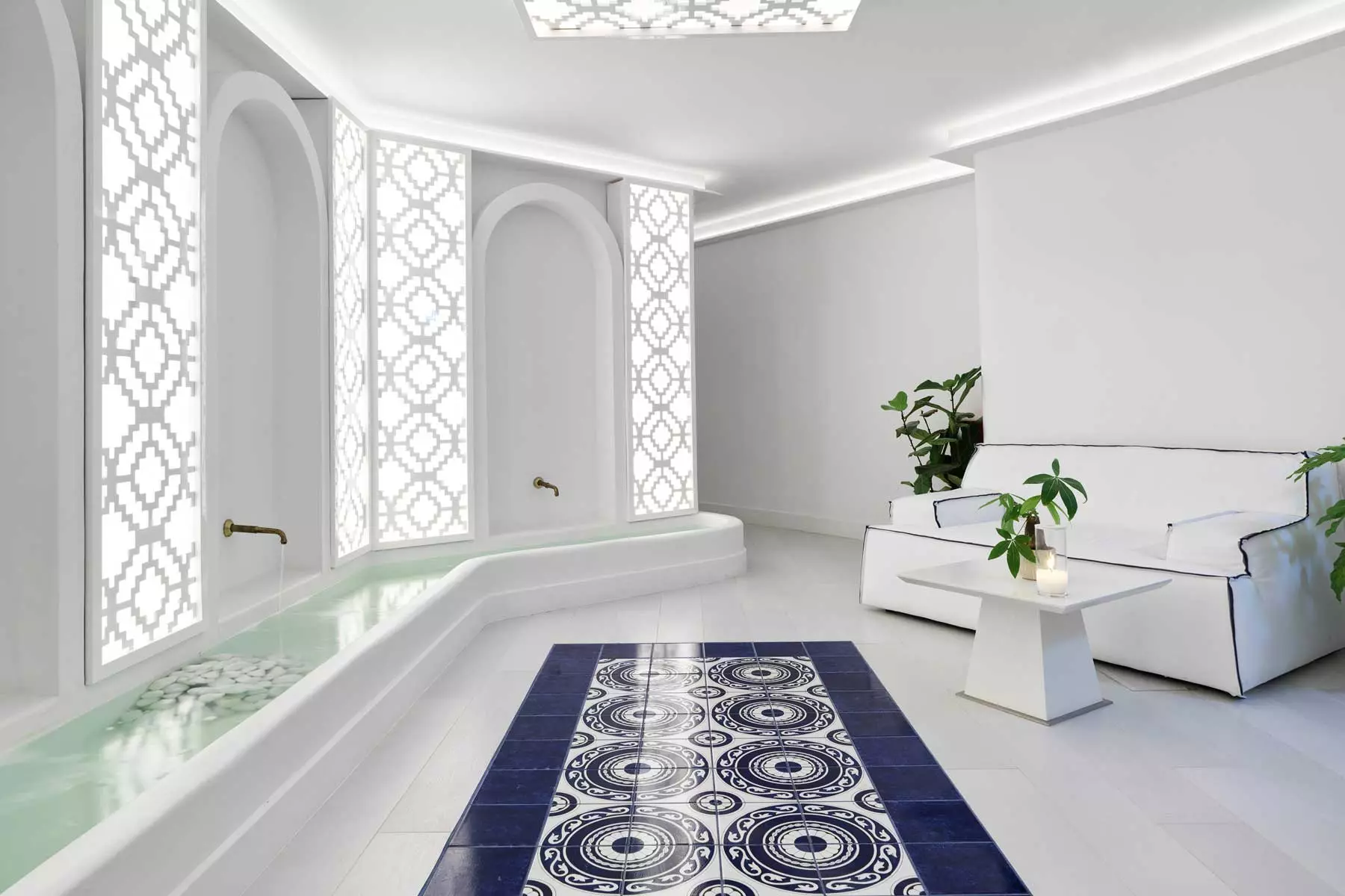 Blou en wit spa-kamer by die Katikies Mykonos-hotel, aangewys as een van die beste hotelle ter wêreld