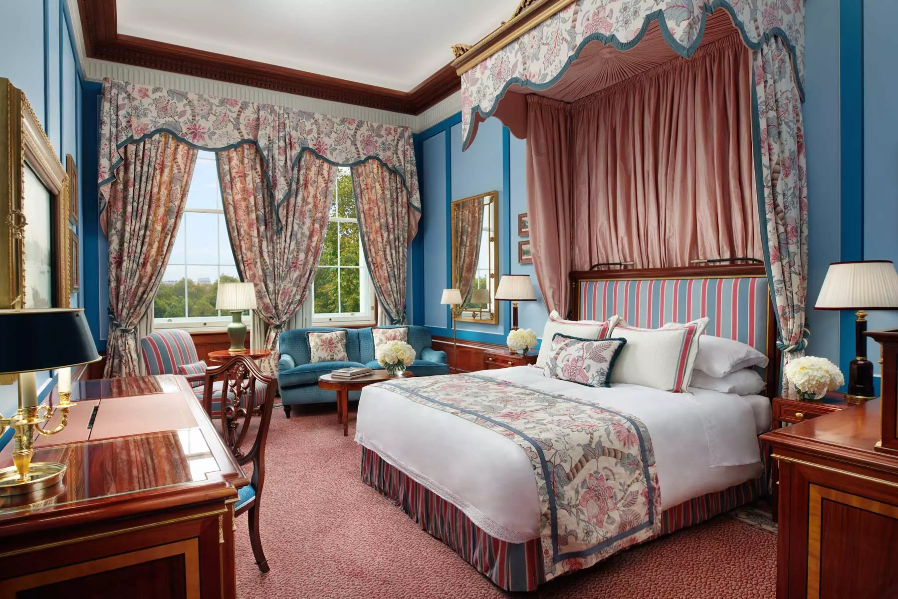 Rožinės ir rožinės spalvos svečių kambarys The Lanesborough, Londone, buvo išrinktas vienu geriausių viešbučių pasaulyje