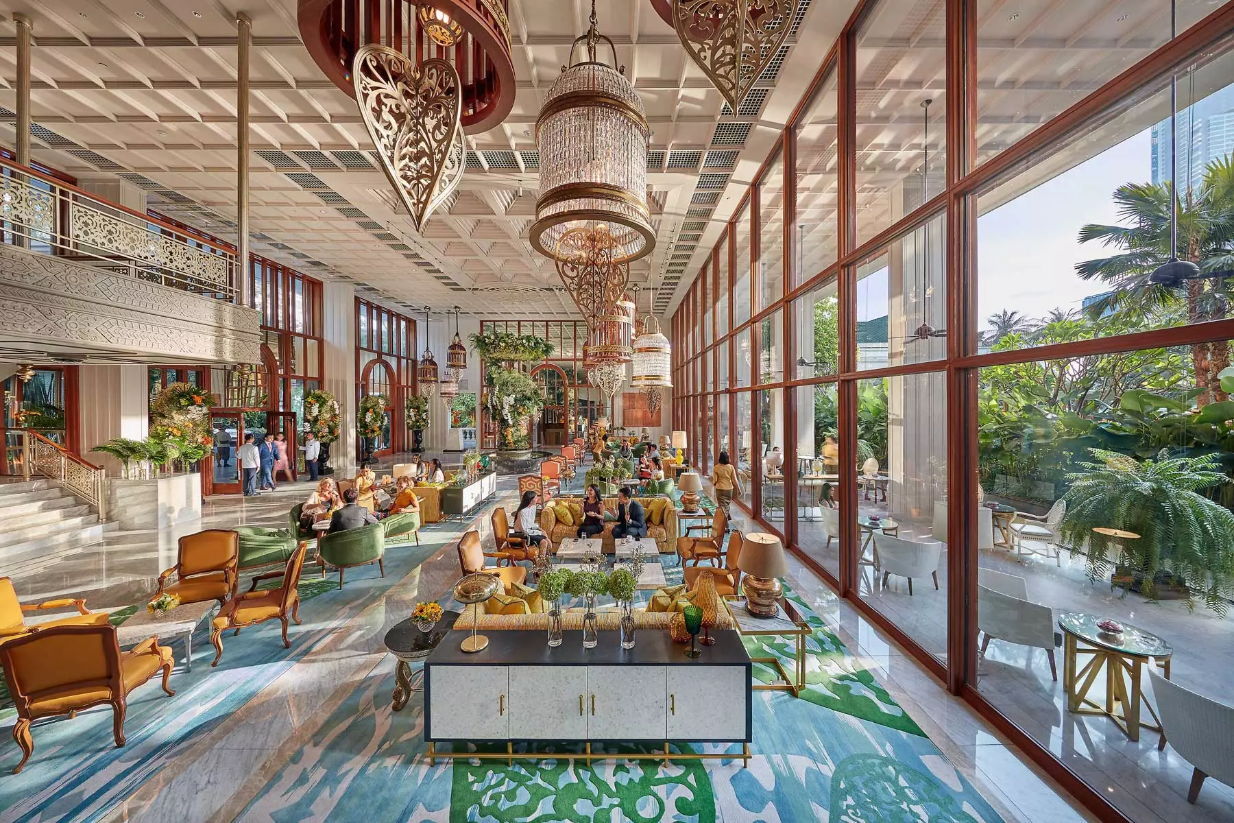 曼谷文華東方酒店明亮的大堂被評為全球最佳酒店之一